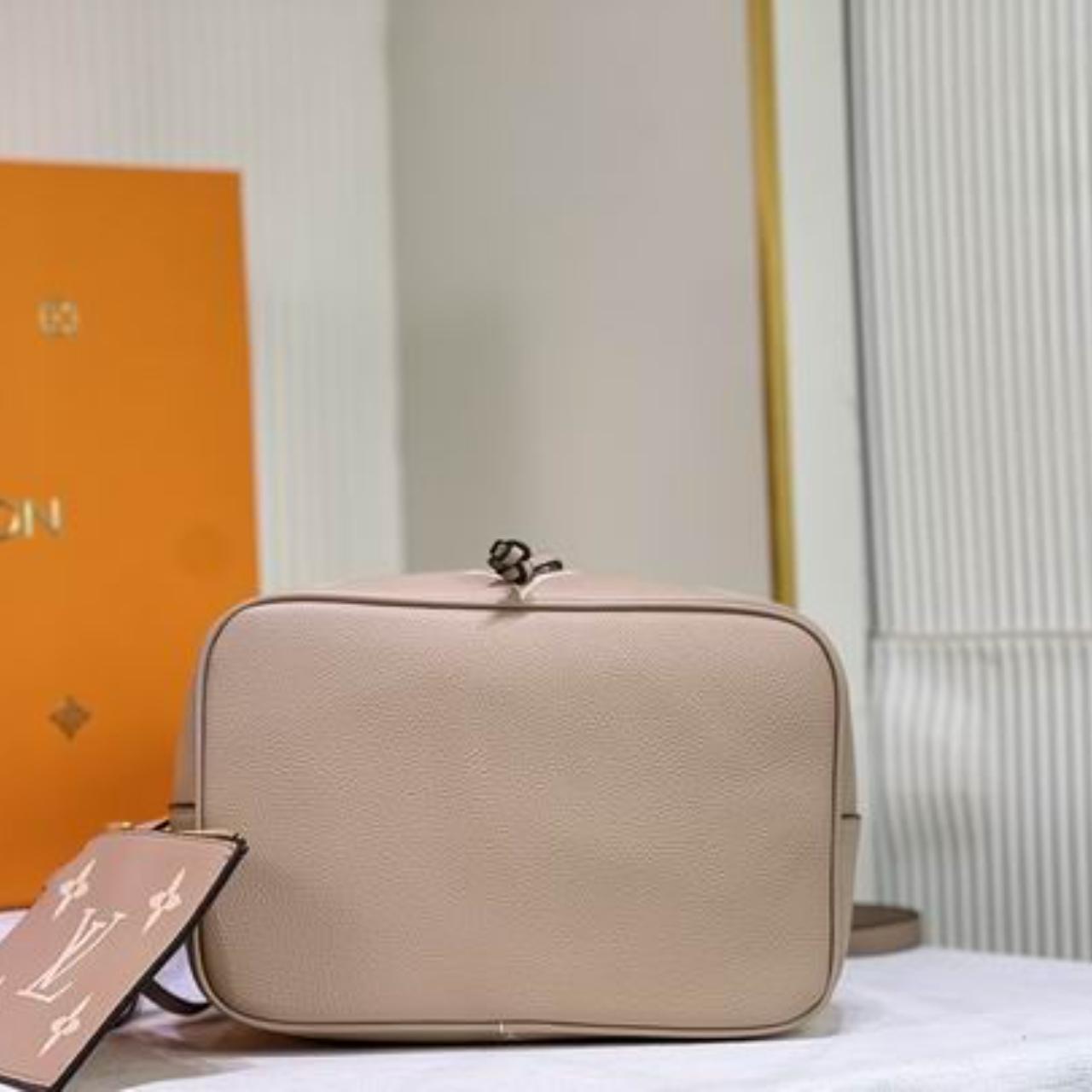 LOUIS VUITTON NeoNoe Medium bucket bags present... - Depop
