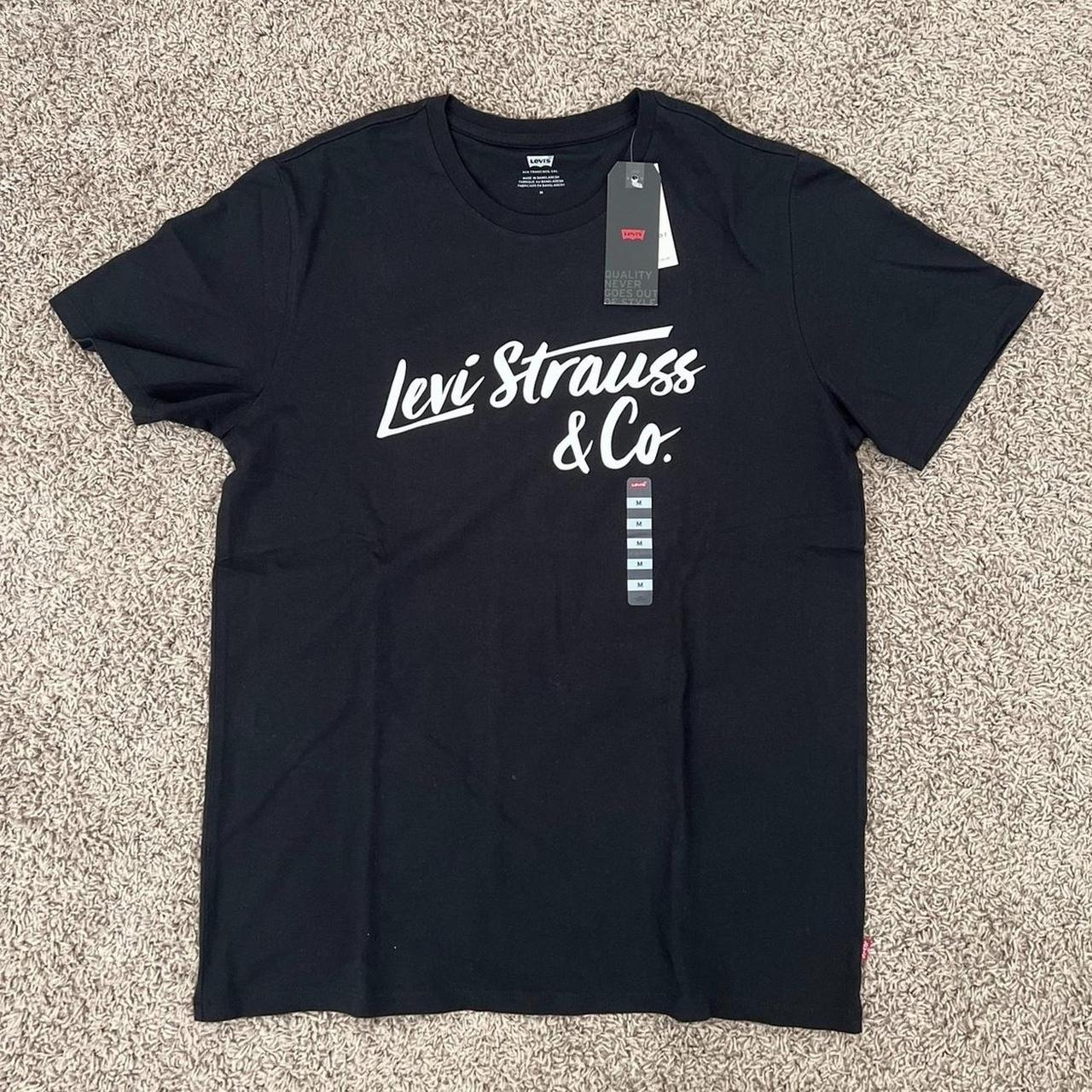 Levi's Women's Black T-shirt | Depop
