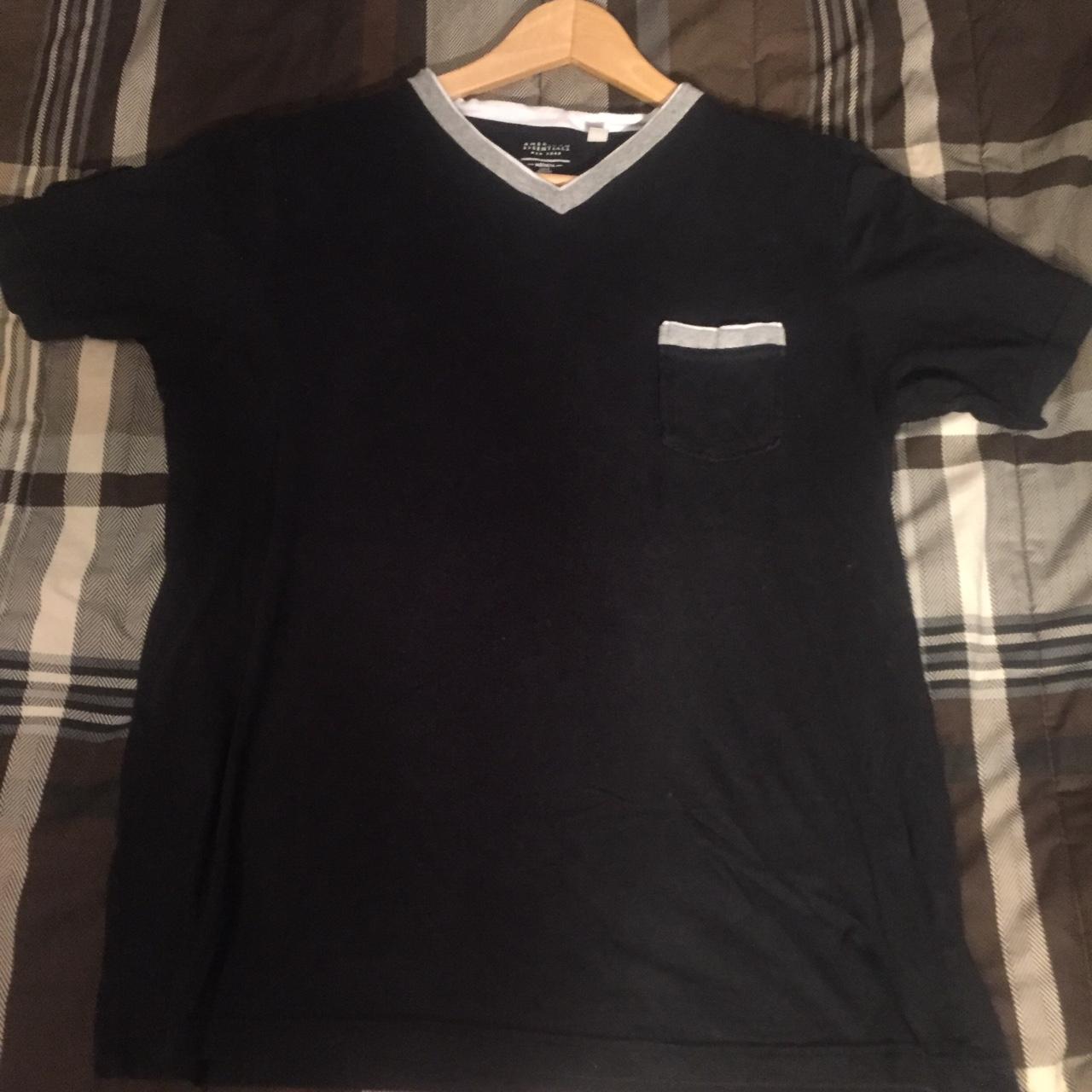 American Essentials v-neck in great condition - Depop