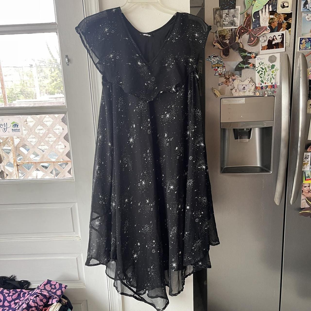 Tiered star midi dress fits best on a size medium no... - Depop