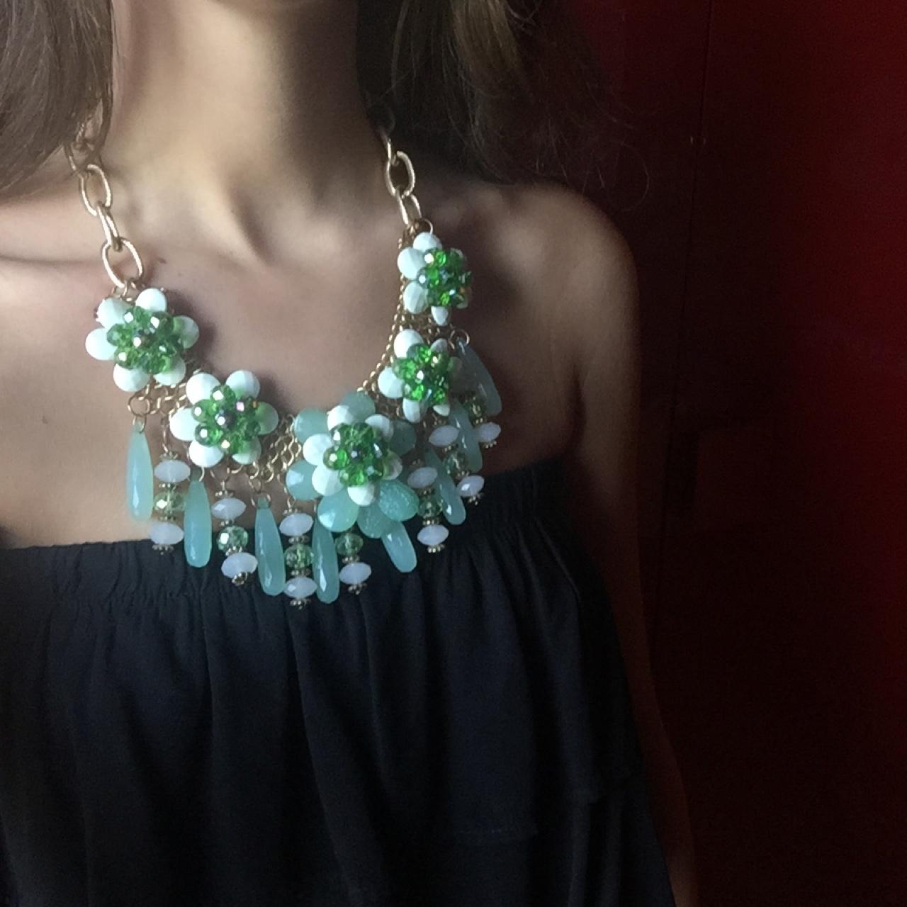 Vendo collana gioiello con fiori e perle... - Depop