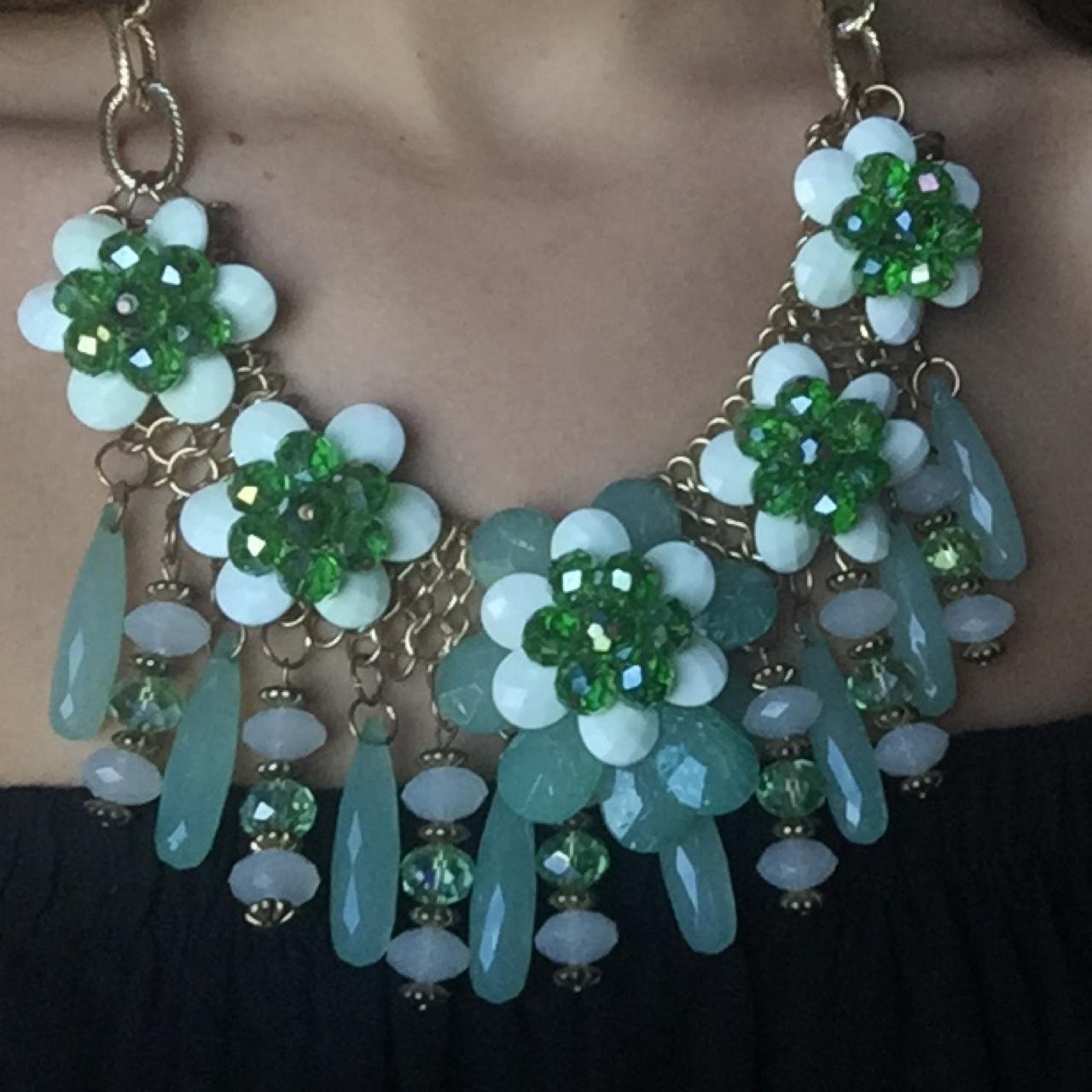 Vendo collana gioiello con fiori e perle... - Depop