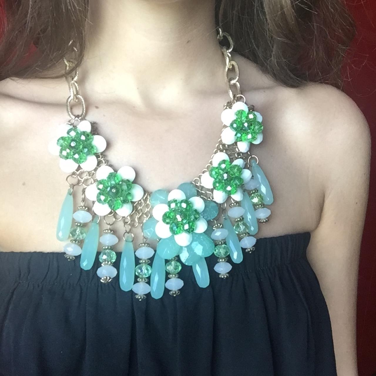 Vendo collana gioiello con fiori e perle... - Depop