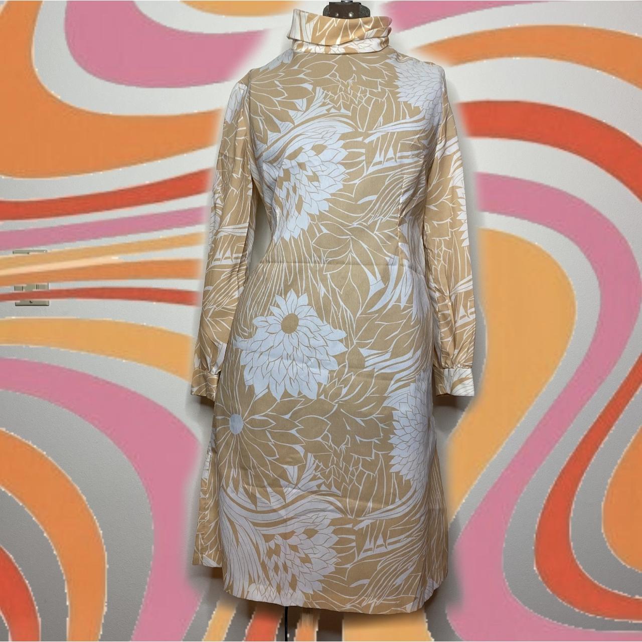 mod in beige 🤍🤎💛 super cute 60s beige and white... | Depop