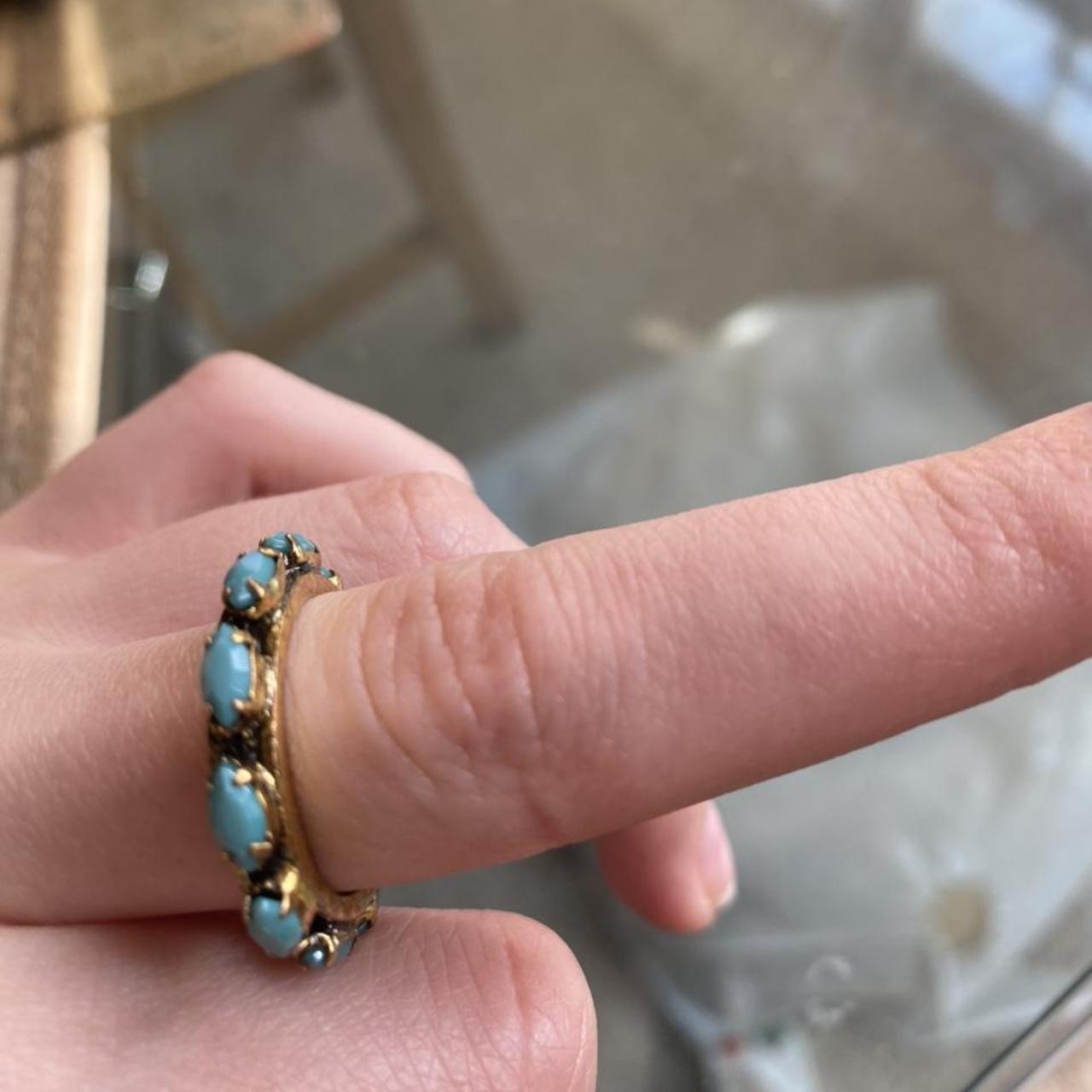 Super cute and trendy Y2K gold coloured ring with... - Depop