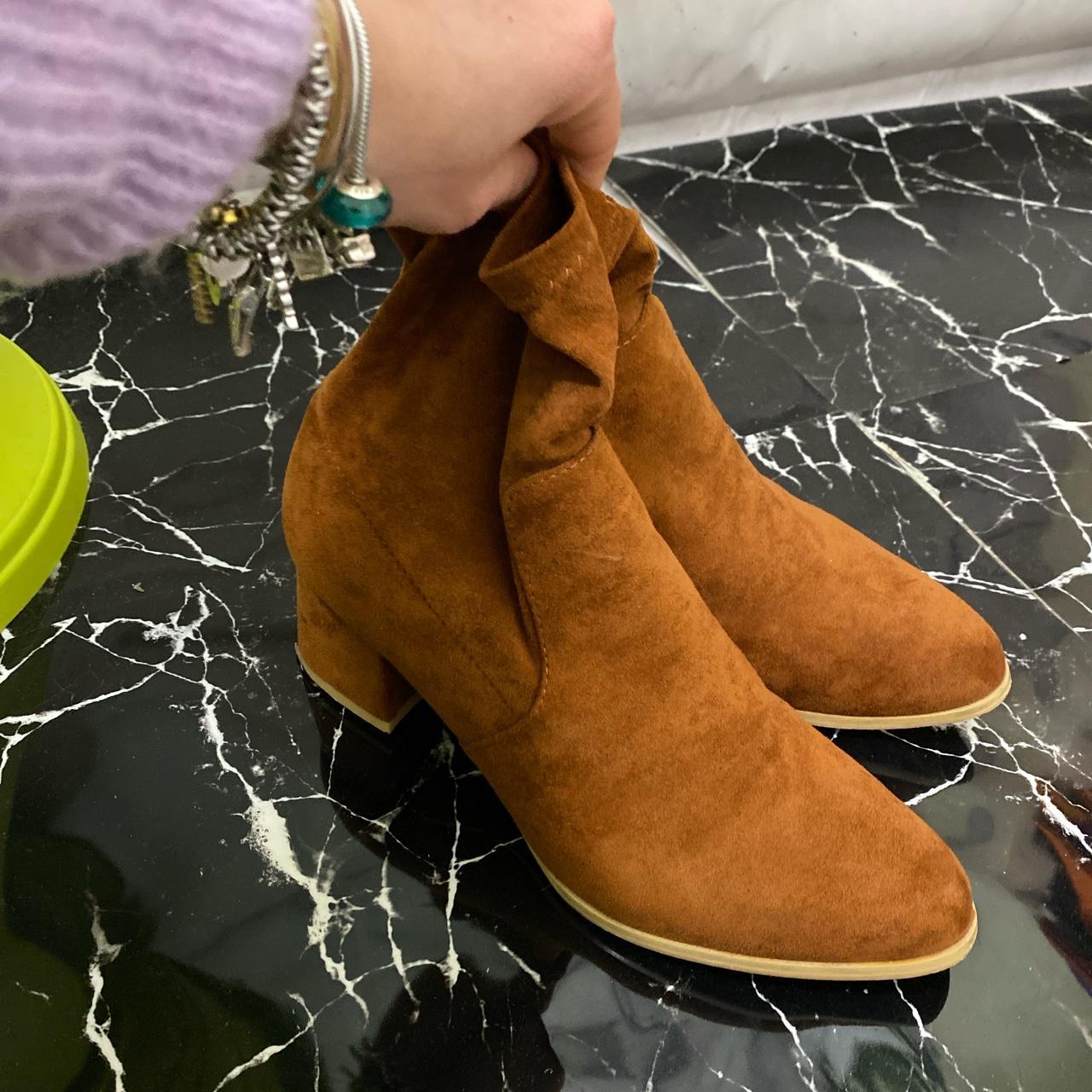 Mezzo stivaletto eco camoscio color cammello ottime... - Depop