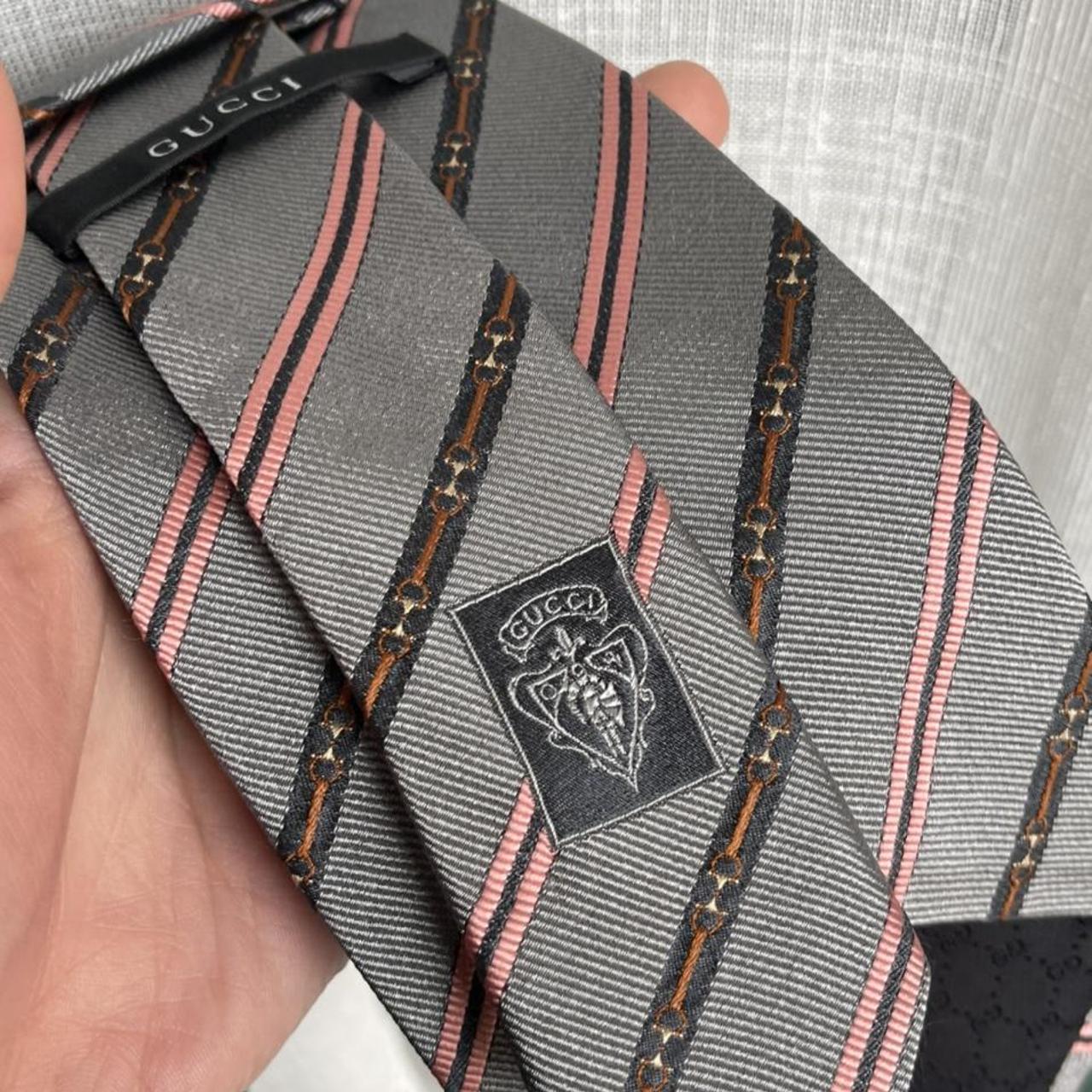 Cravatta Gucci anni 2000 in seta gros-grain a righe... - Depop