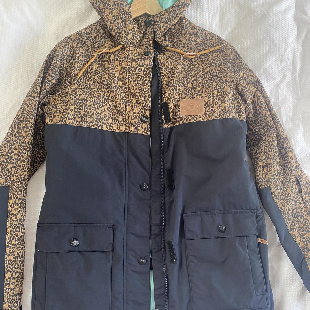 DC leopard print and black snow jacket RRP: $300 - Depop