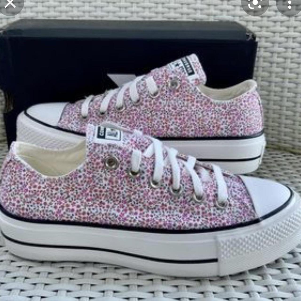 platform floral converse worn a few times size 7 - Depop