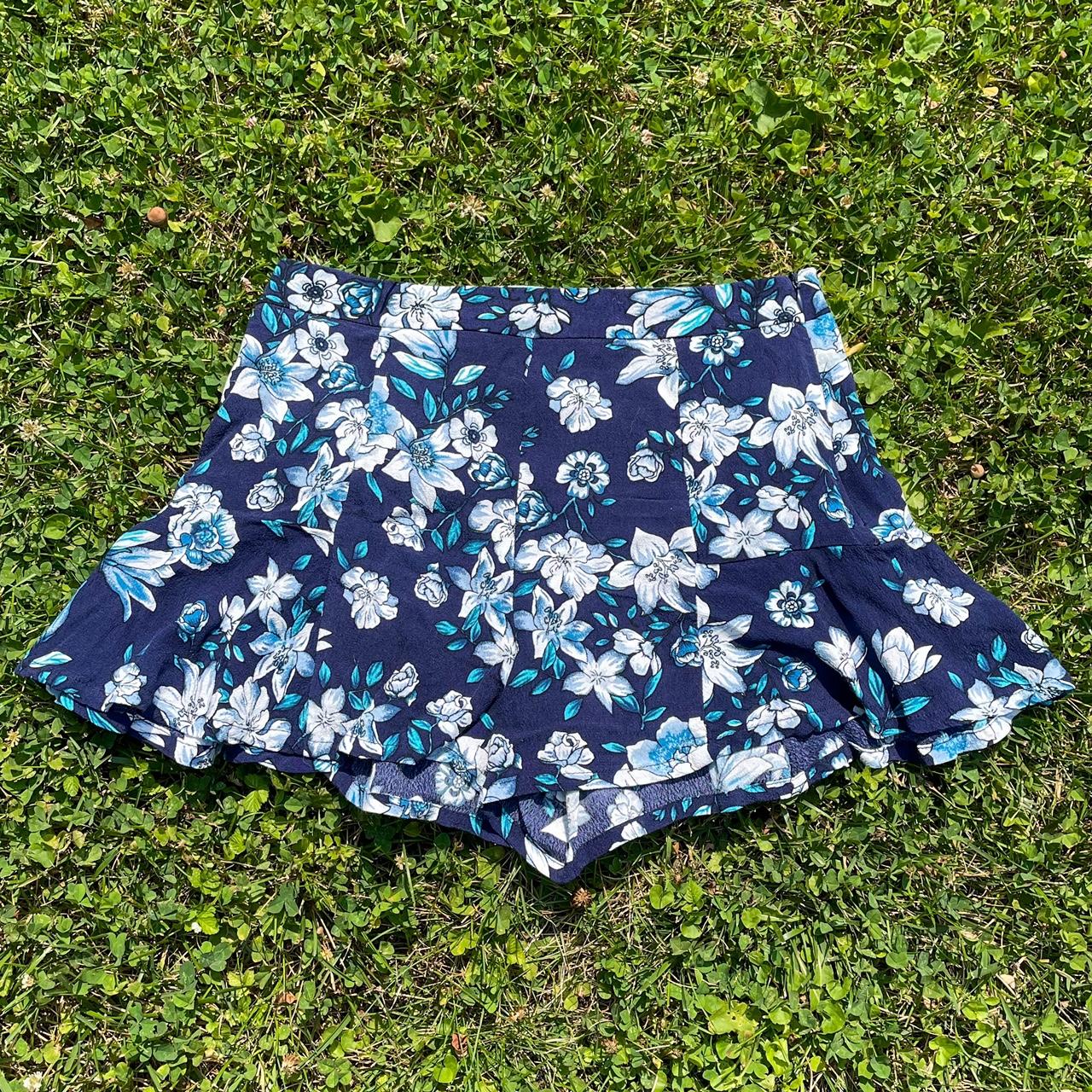 Vintage floral flowy shorts🤍 High waisted dark navy... - Depop