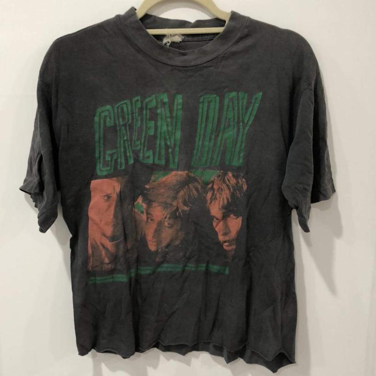 RARE VINTAGE GREEN DAY T SHIRT SINGLE STITCH/CROPPED... - Depop
