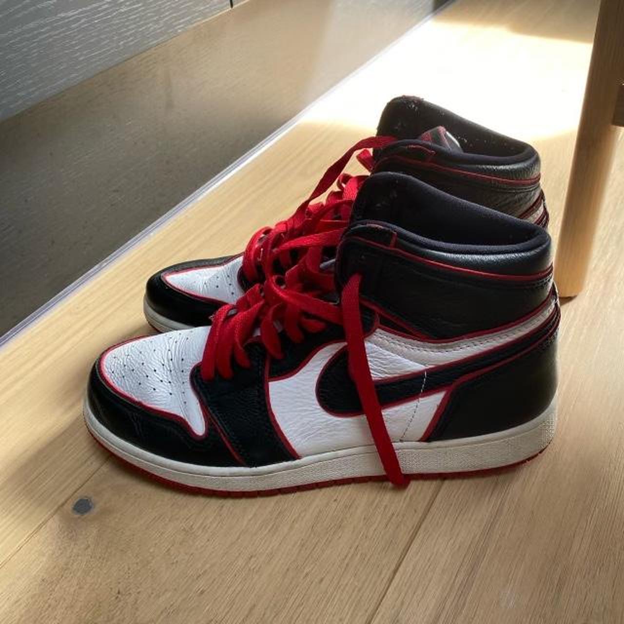 Nike Women's Black and Red Trainers | Depop