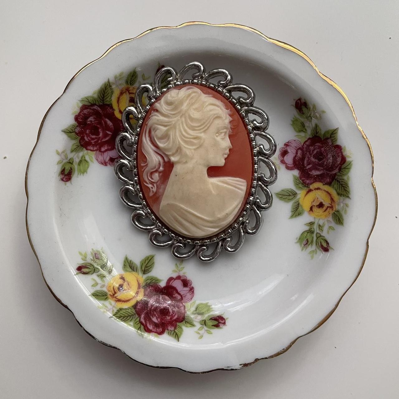 Vintage lady brooch! Bought from a vintage store!... - Depop