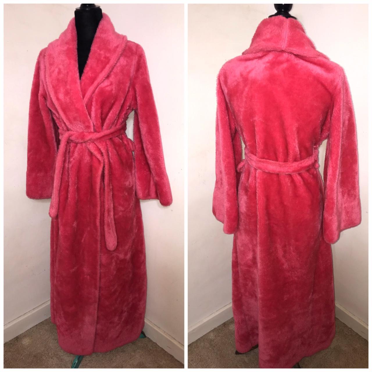 💖 Vintage 90s Hot Pink Fuzzy Robe 💖 Lovely condition... - Depop