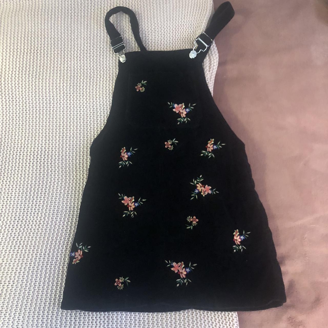 🥰 Gorgeous Topshop Moto Floral Velvet Black Pinafore Depop
