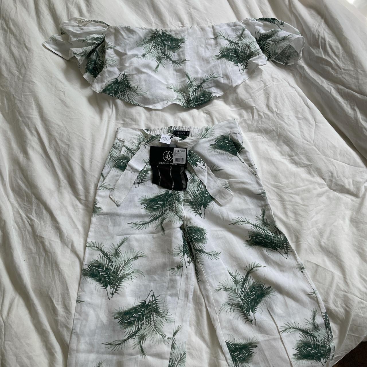 STONE ROW (aka Volcom sister company ) green leaf... - Depop