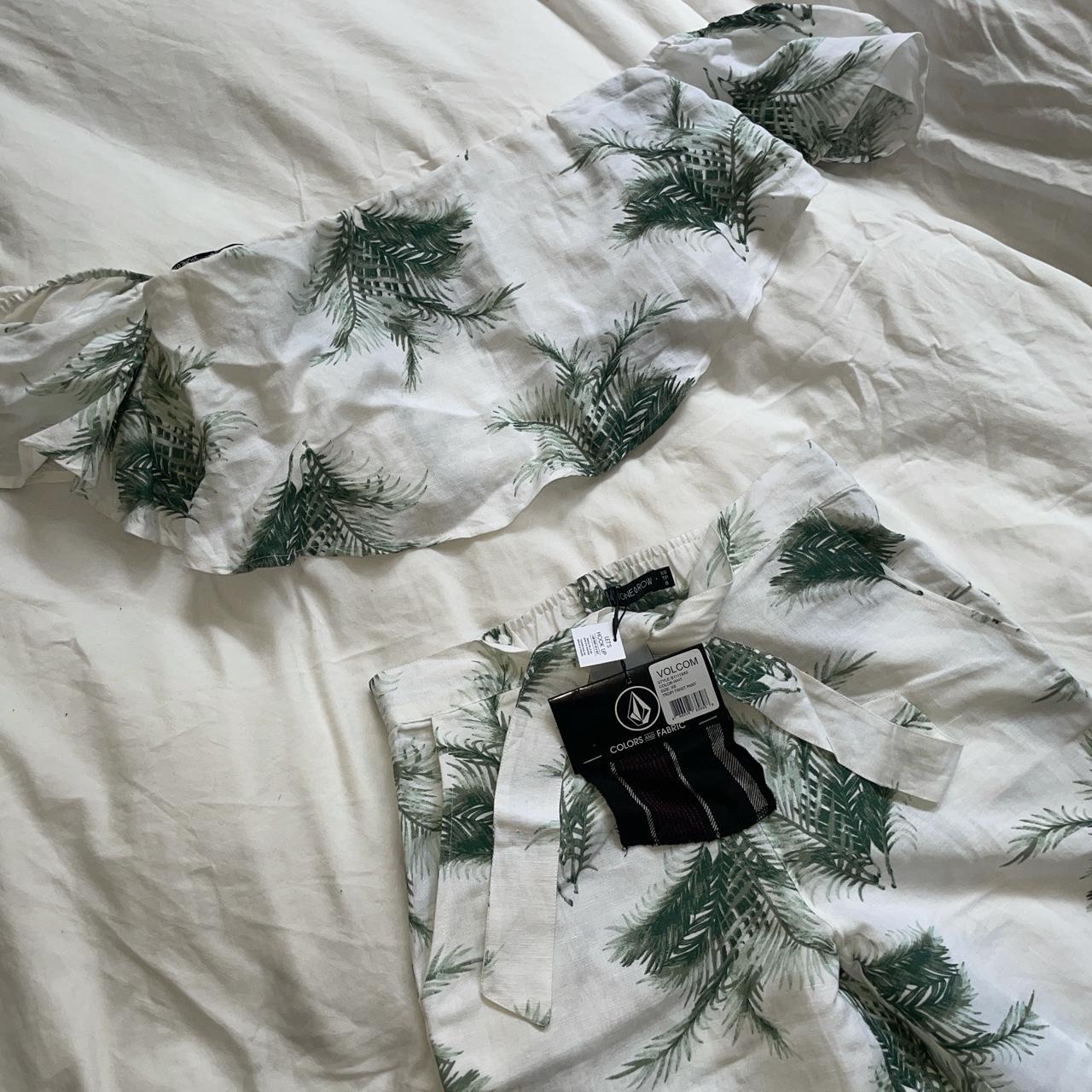 STONE ROW (aka Volcom sister company ) green leaf... - Depop