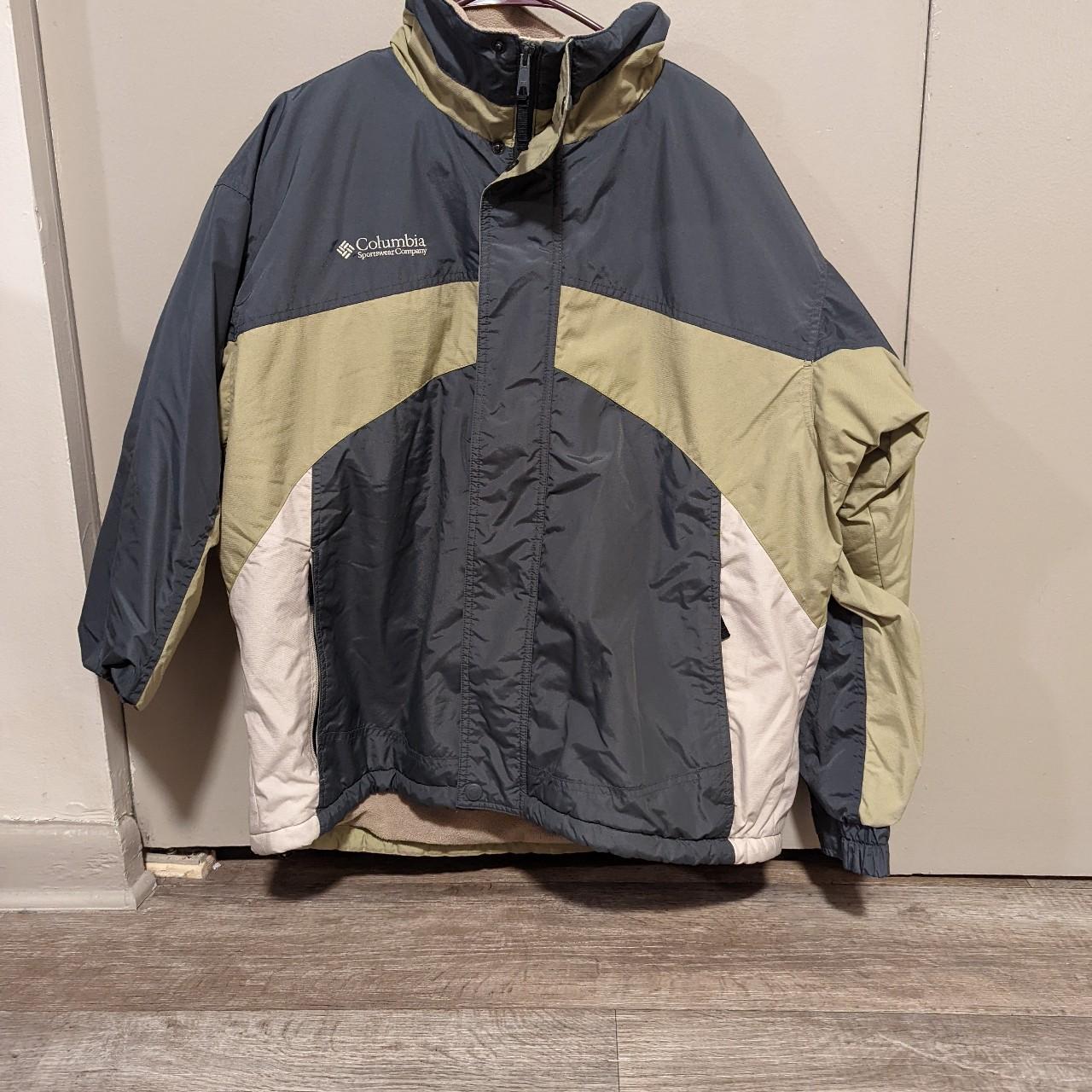 Colombia Puffer/Windbreaker jacket Size Large... - Depop