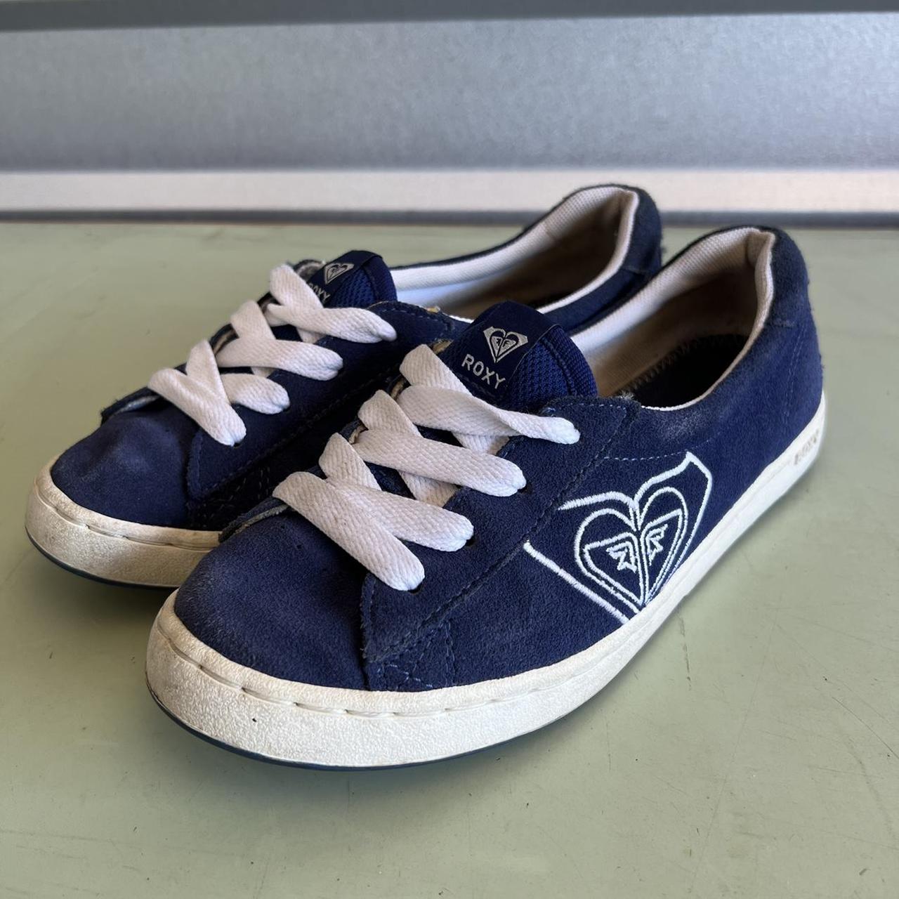 Roxy Women's Navy and White Trainers | Depop