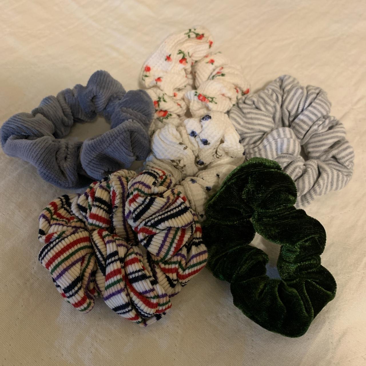 💐 Brandy Melville Scrunchies ONLY GREEN VELVET,... - Depop