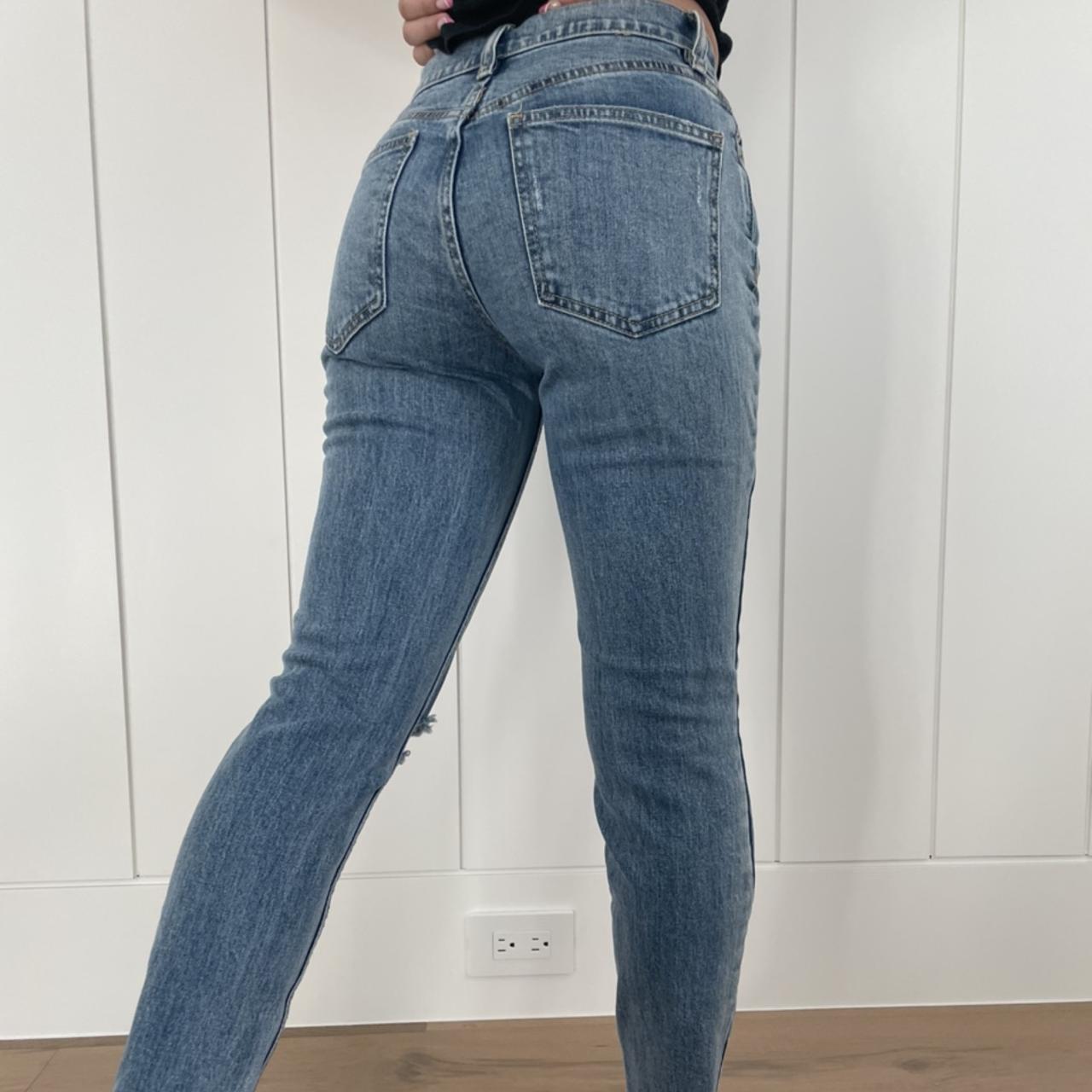Classic blue jeans! Super flattering and barely worn - Depop