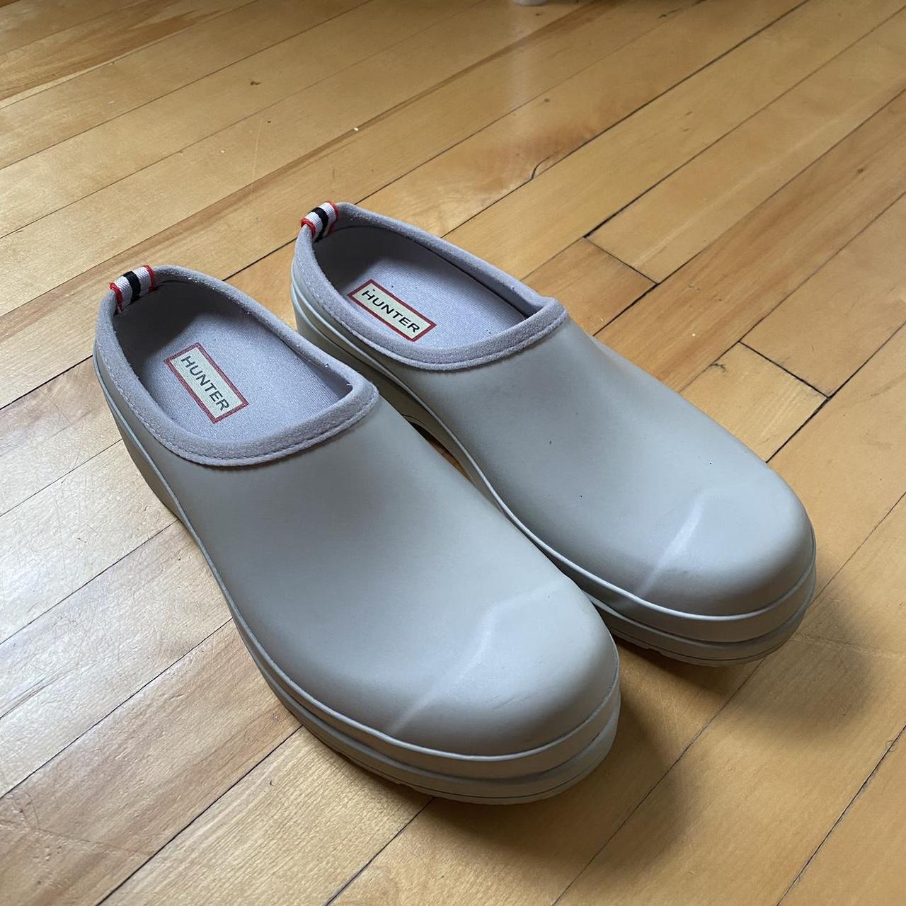 Hunter play clogs Light gray Slight scuffing on toes... - Depop