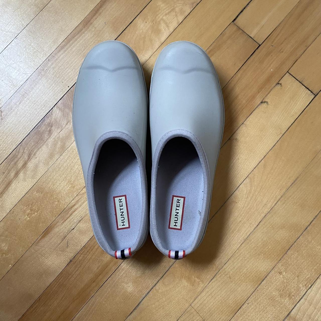 Hunter play clogs Light gray Slight scuffing on toes... - Depop
