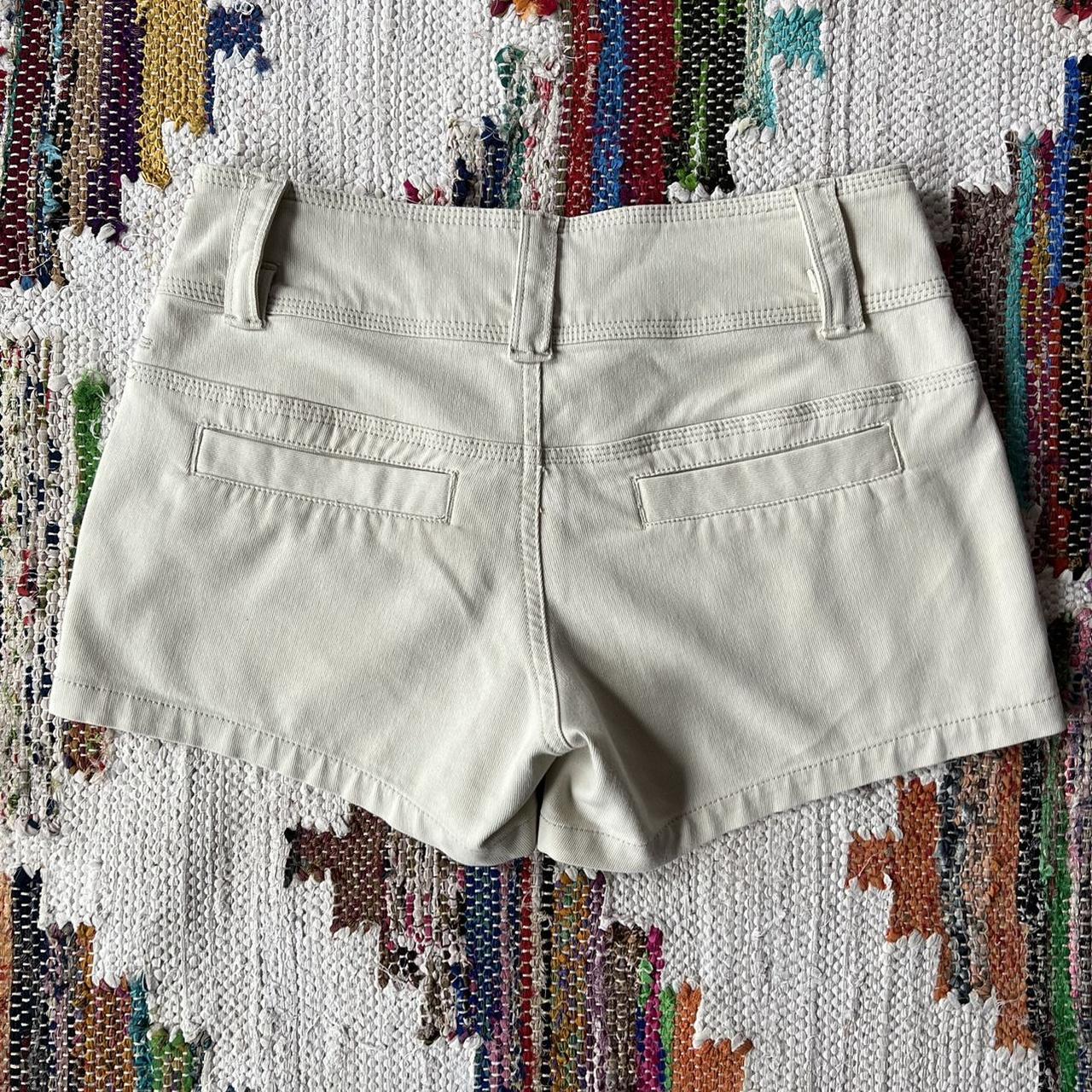 Lolë Women's Cream Shorts | Depop