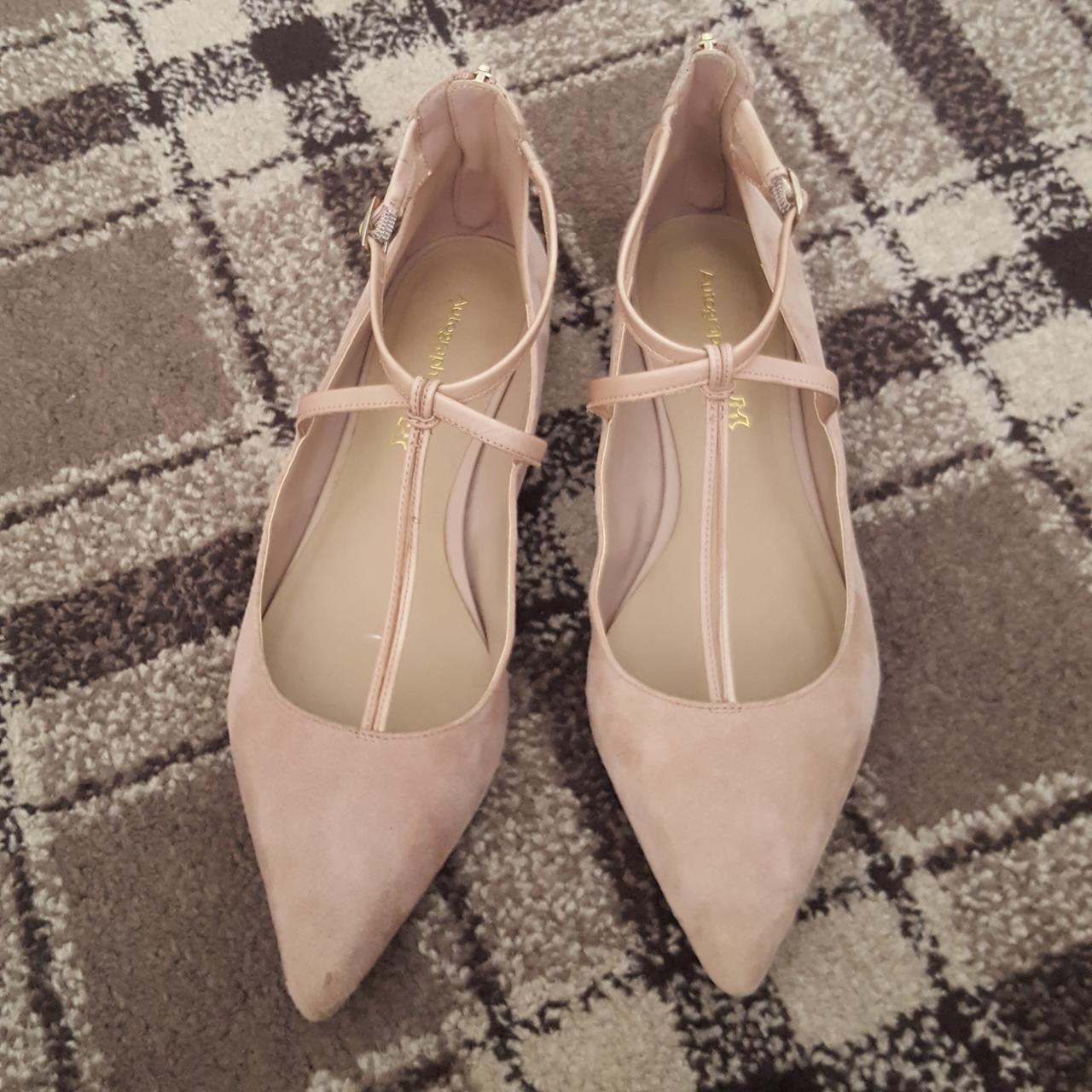 Women's Cream Ballet-shoes | Depop