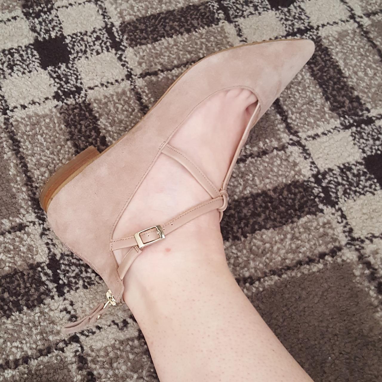 Women's Cream Ballet-shoes | Depop