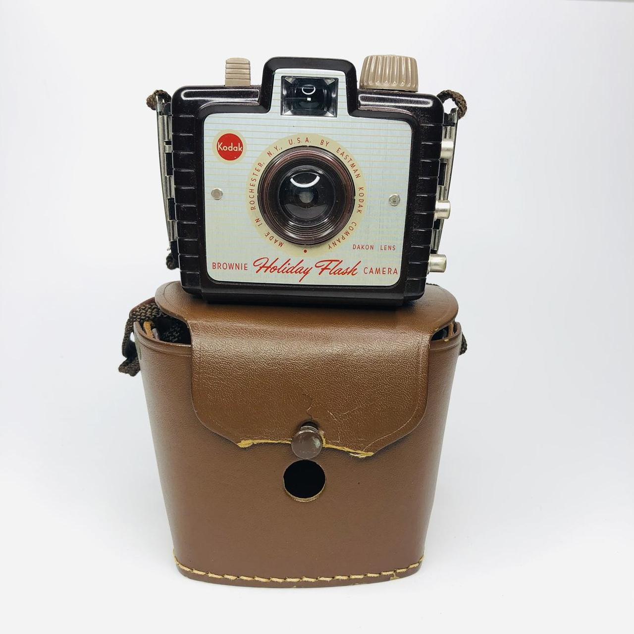 VINTAGE 1950s KODAK BROWNIE HOLIDAY FLASH CAMERA... - Depop