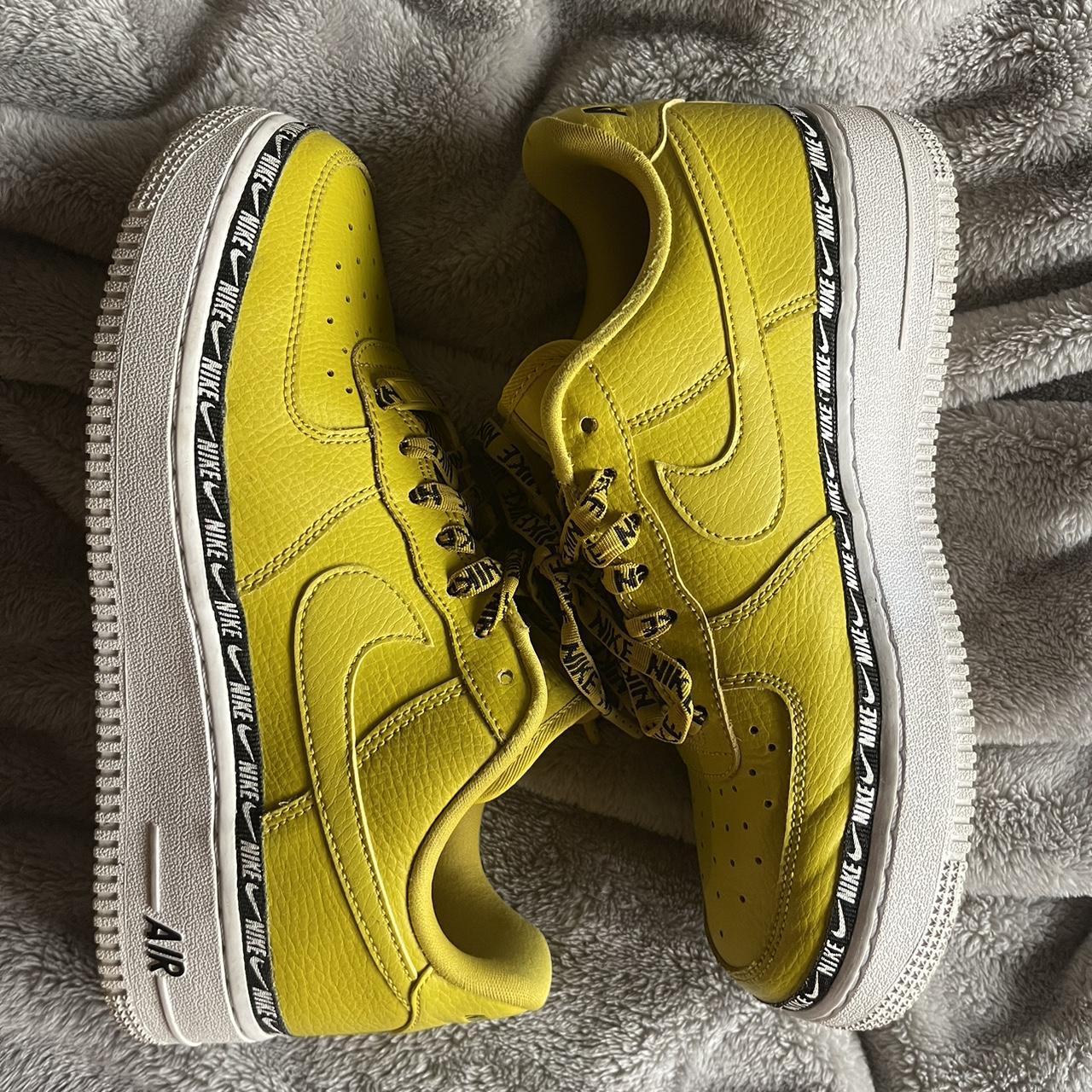 Nike Women's Yellow and Black Trainers | Depop