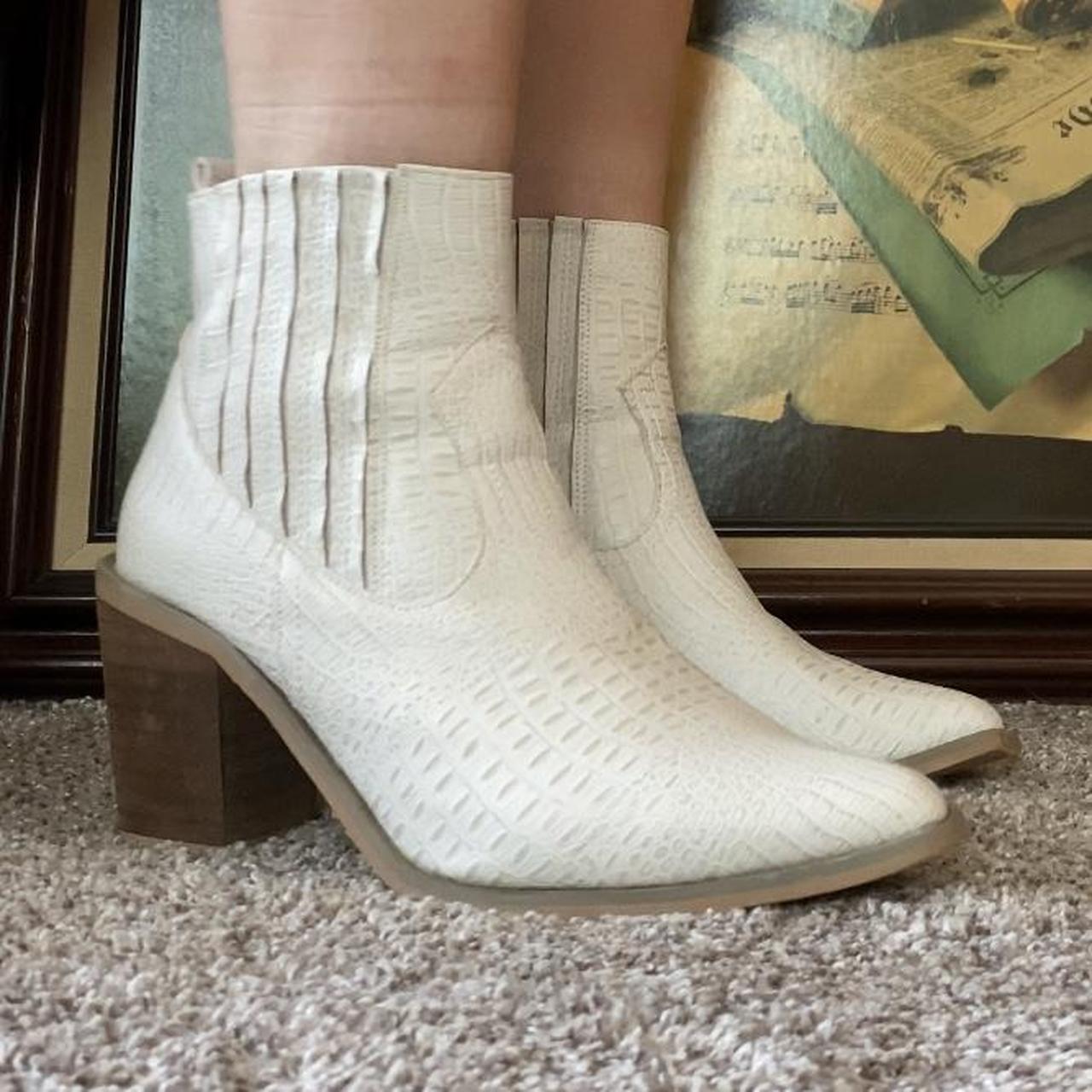 Beautiful White Snakeskin Cowboy Boots Women’s size... - Depop