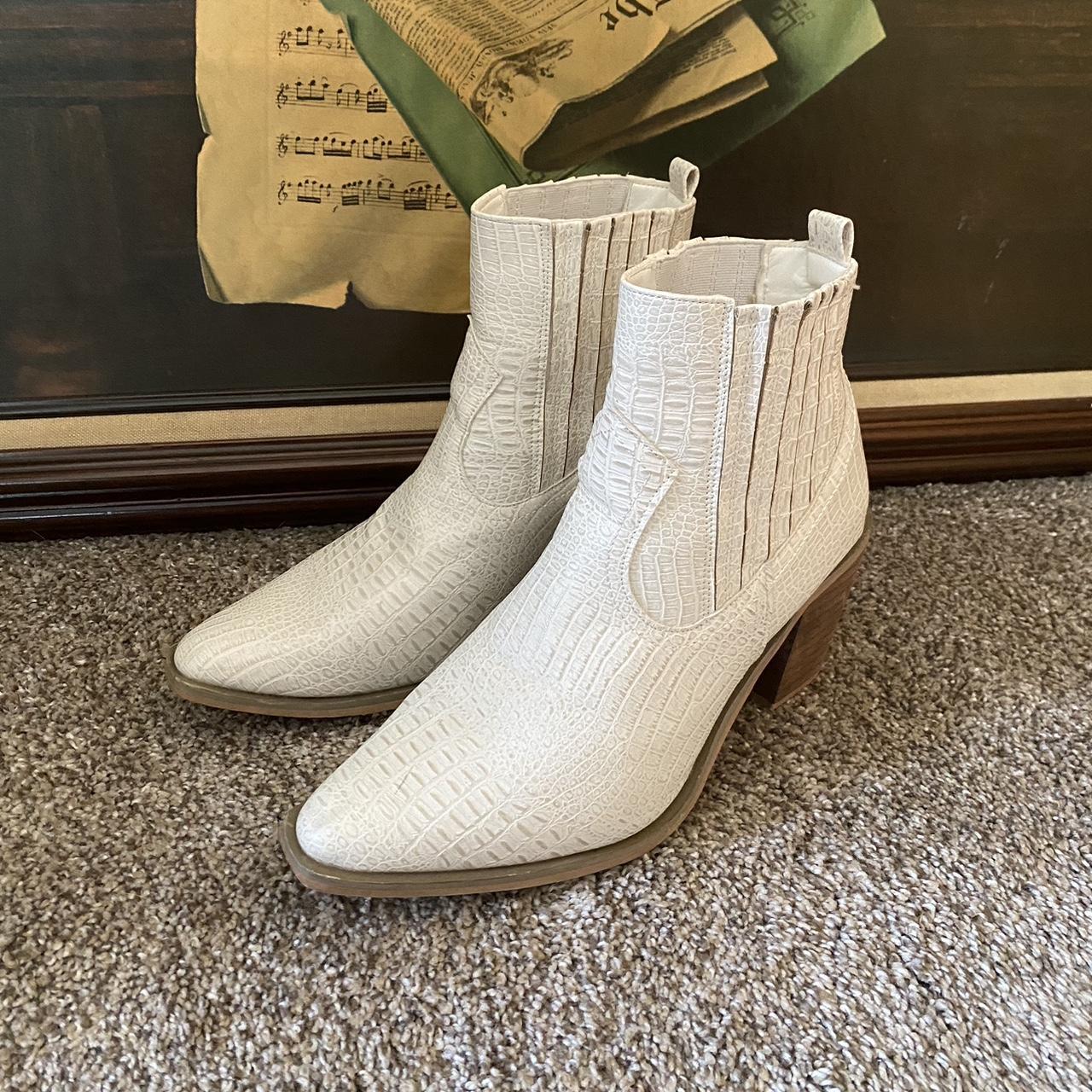 Beautiful White Snakeskin Cowboy Boots Women’s size... - Depop