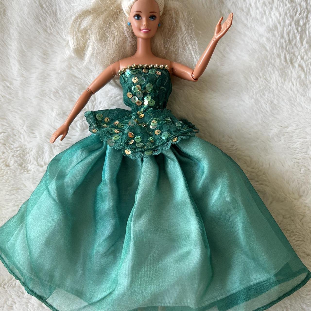 1966 barbie comes with both outfits - Depop