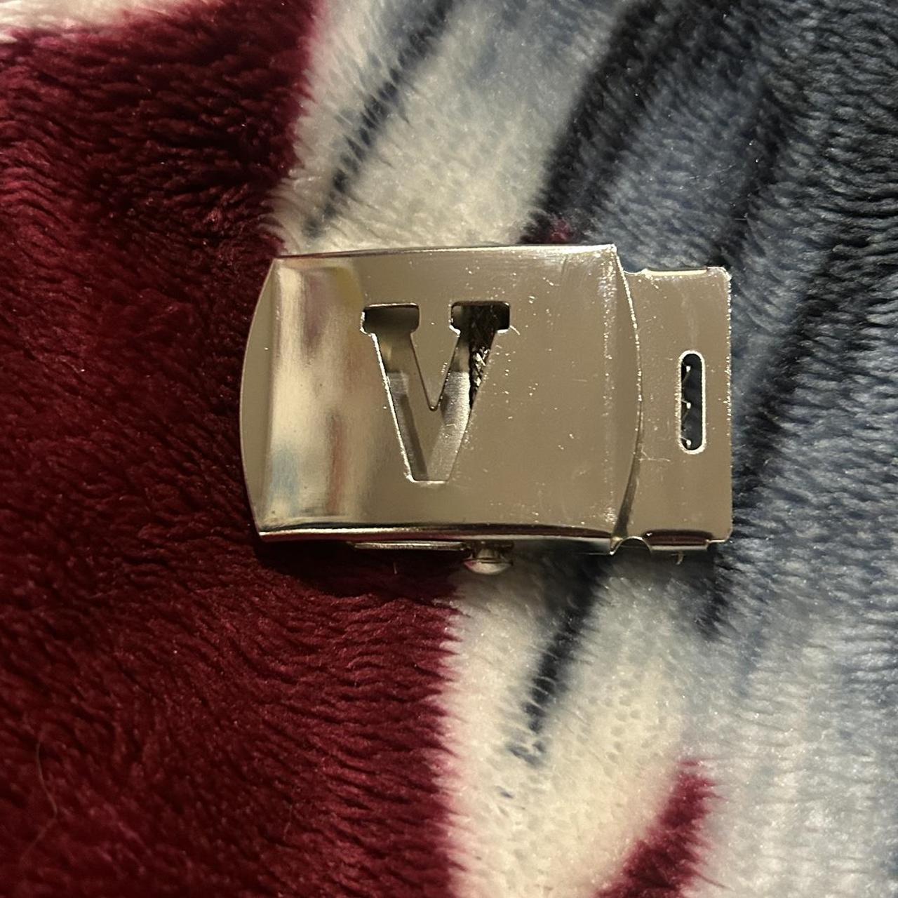 V silver belt buckle - Depop