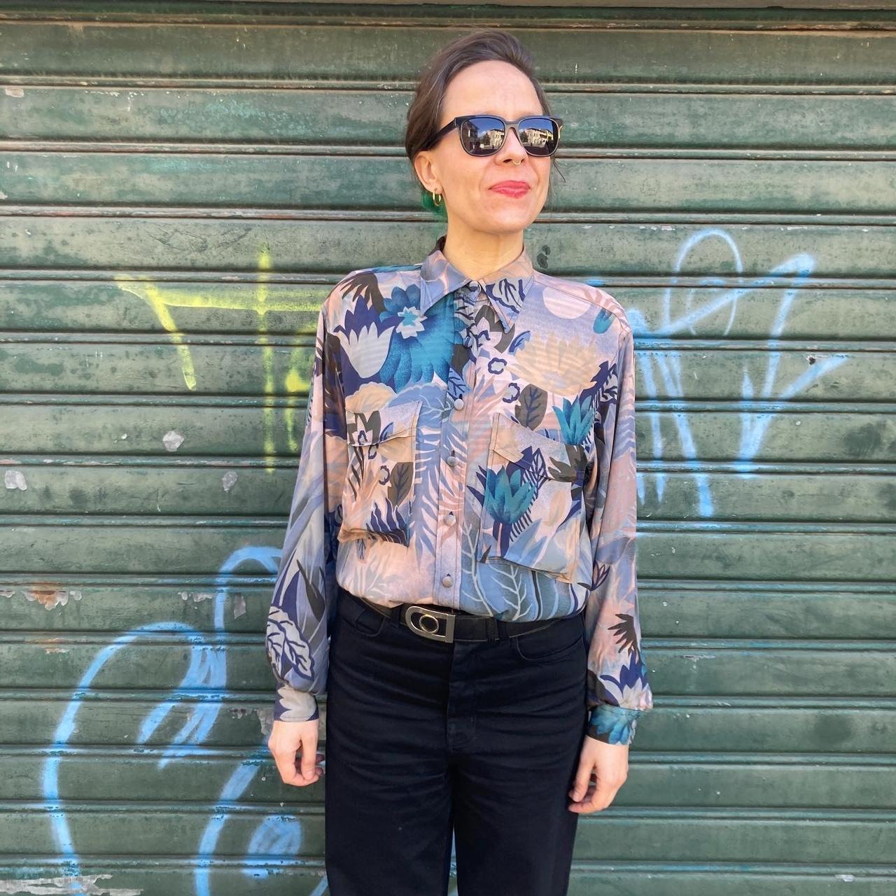 Camicia vintage floreale, sui toni delle terre e del... - Depop