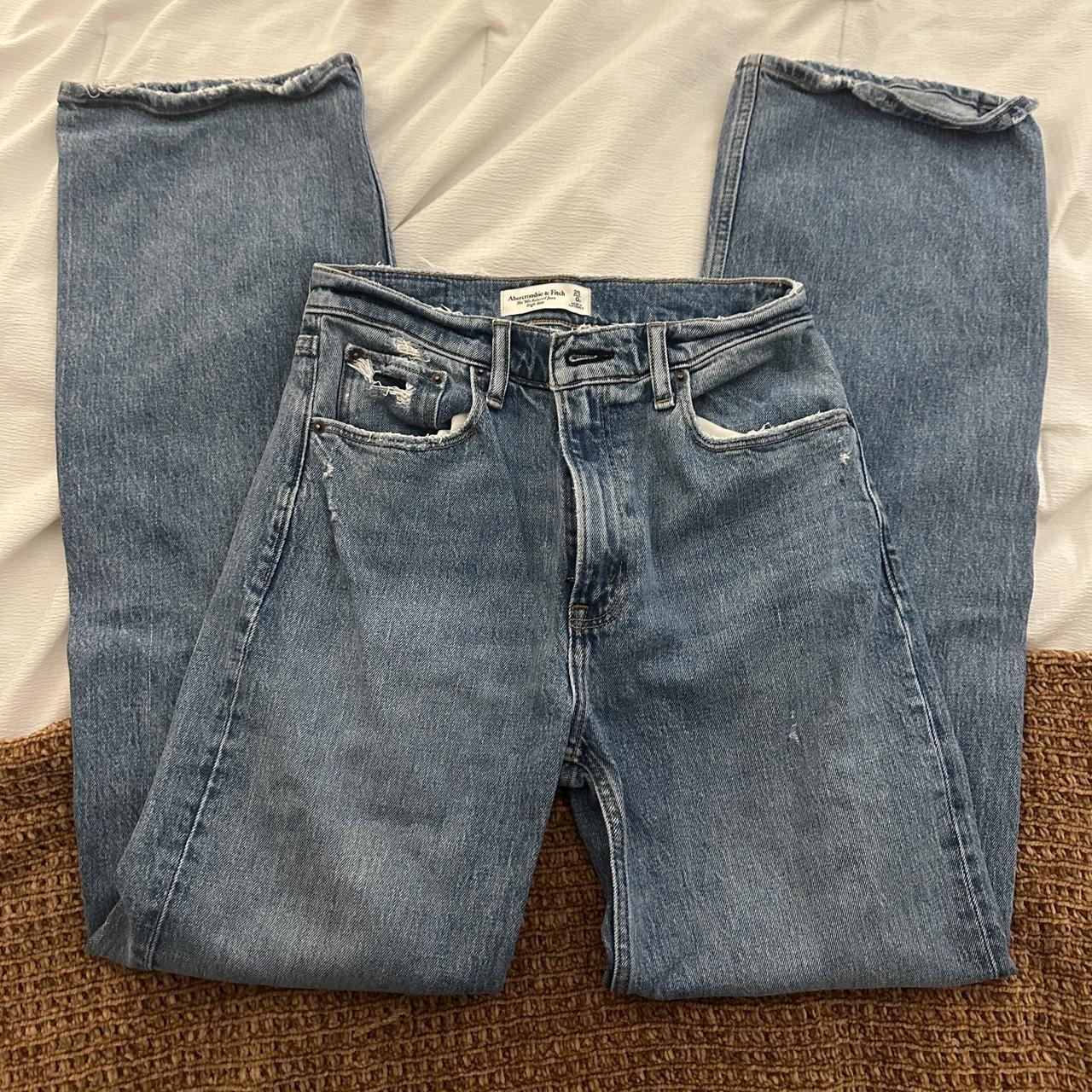 Abercrombie Relaxed 90’s High-Rise Jeans, only worn... - Depop