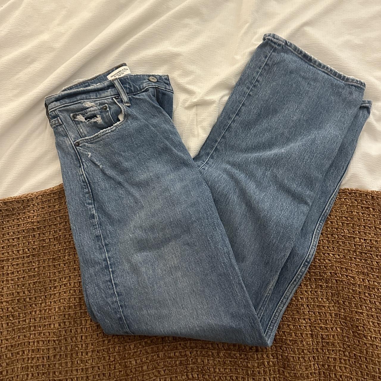 Abercrombie Relaxed 90’s High-Rise Jeans, only worn... - Depop