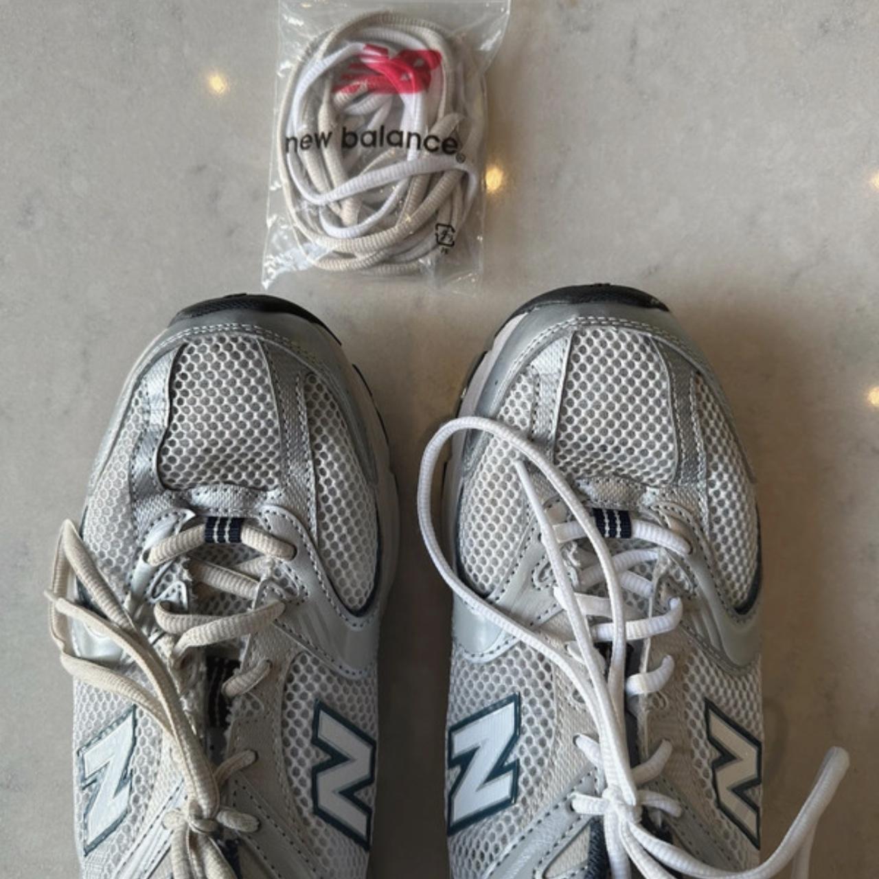 New Balance Women's Navy and Cream Trainers | Depop