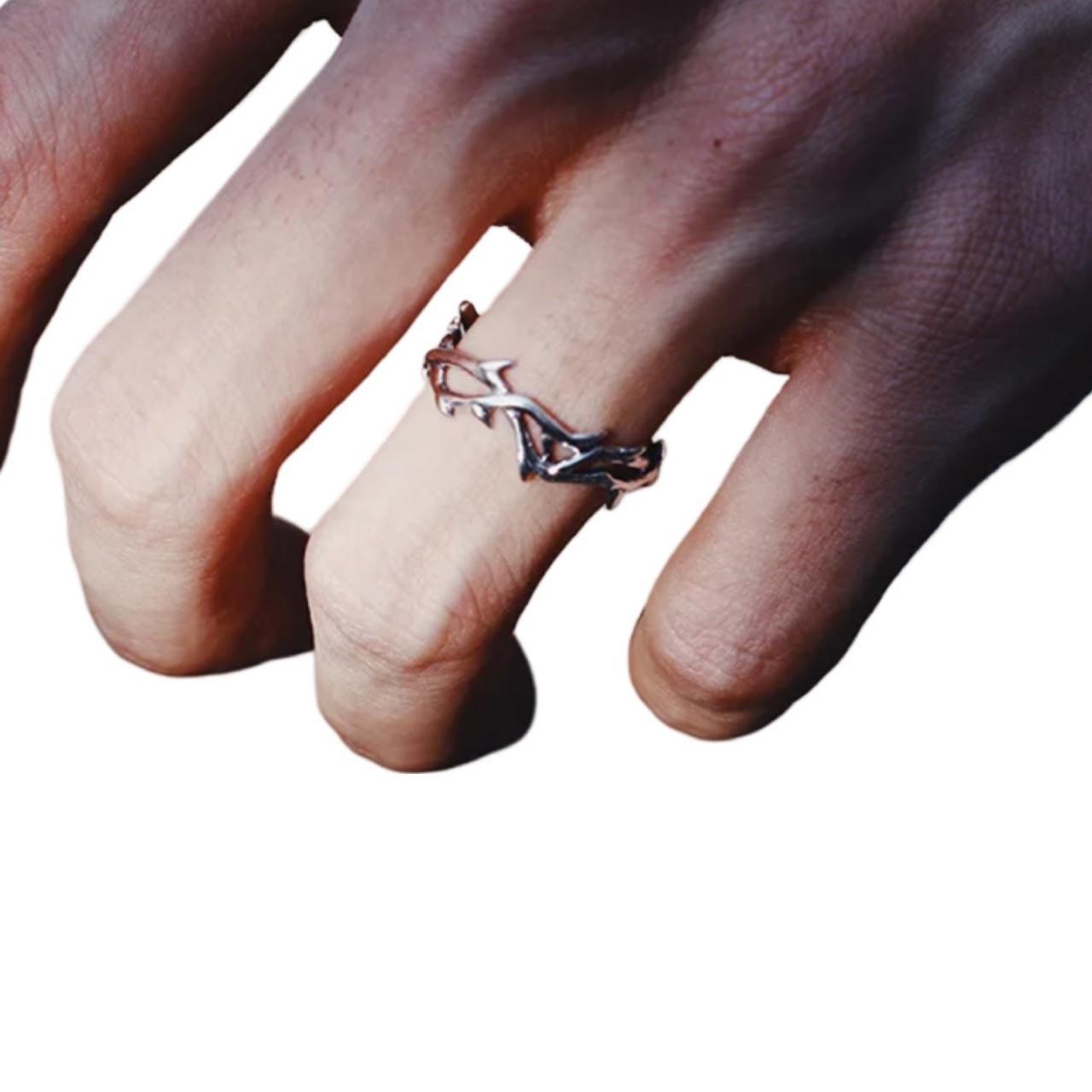 SILVER THORN RING - Depop