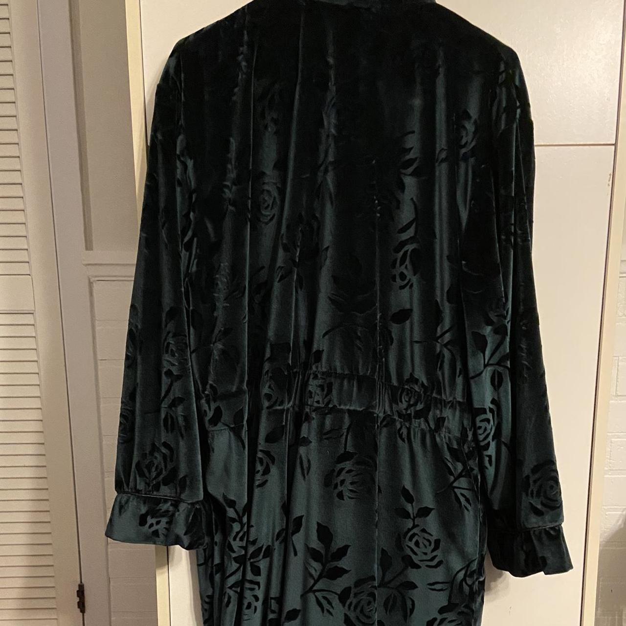 Gorgeous emerald green velvet robe with rose design.... - Depop