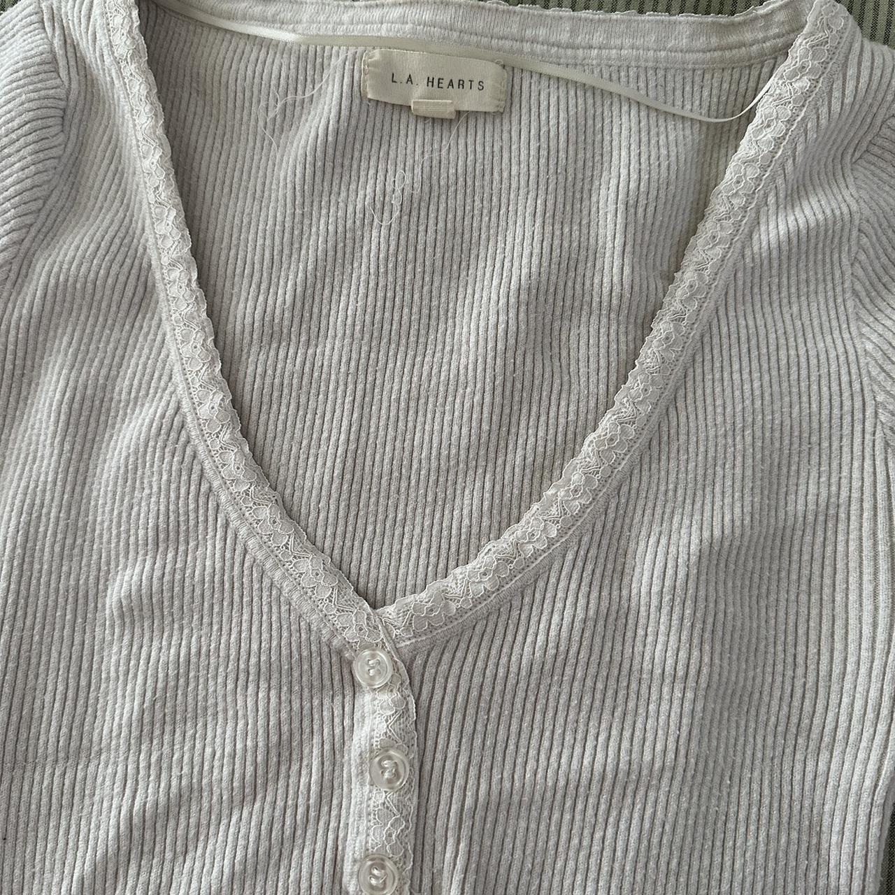 White Pacsun Top ☁️ Size: Small Really cute flower... - Depop