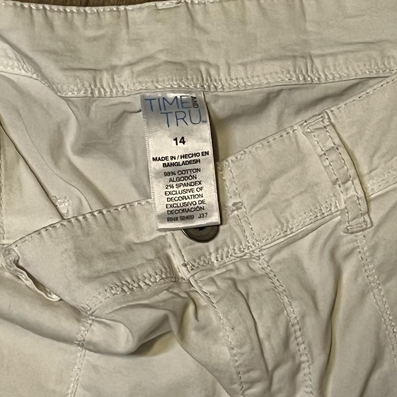 White Cargo Capris Your perfect y2k find Still... - Depop