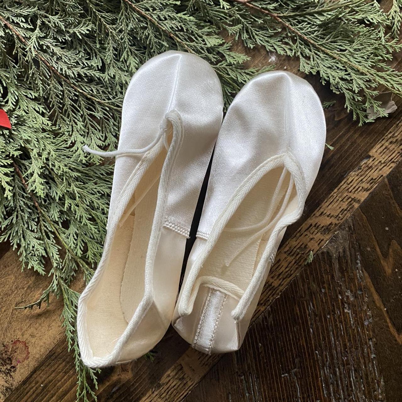 Women's Cream and White Ballet-shoes | Depop