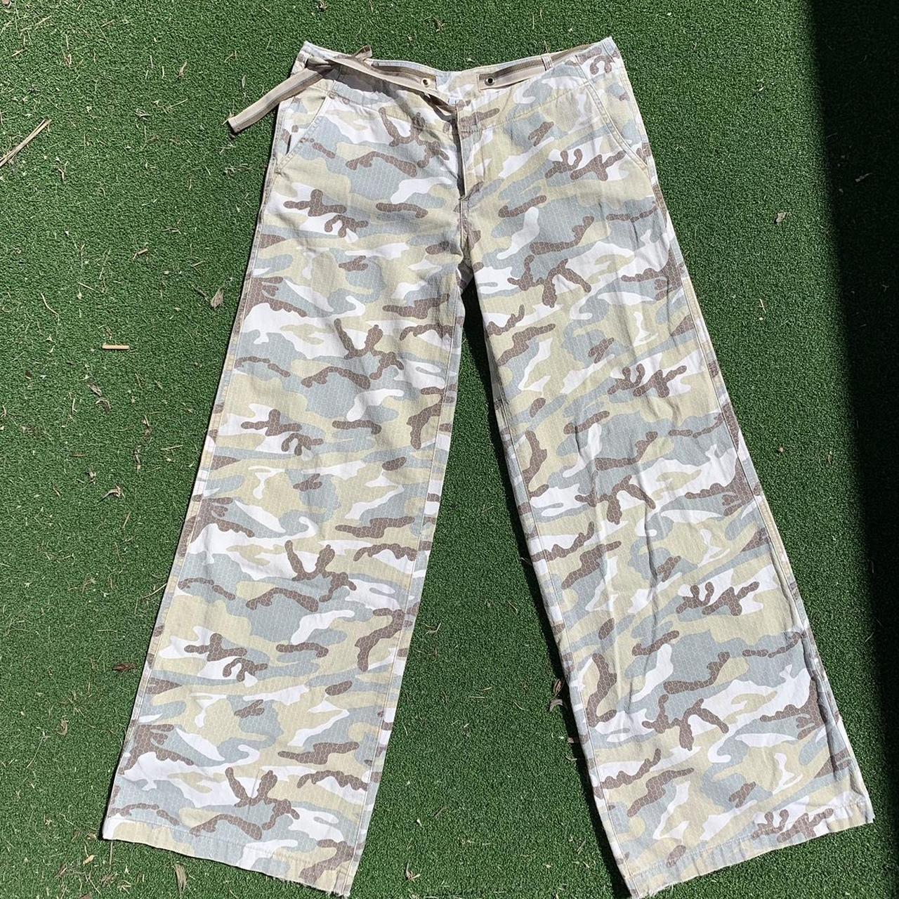 y2k low rise camo pants no brand tag, just says size... - Depop