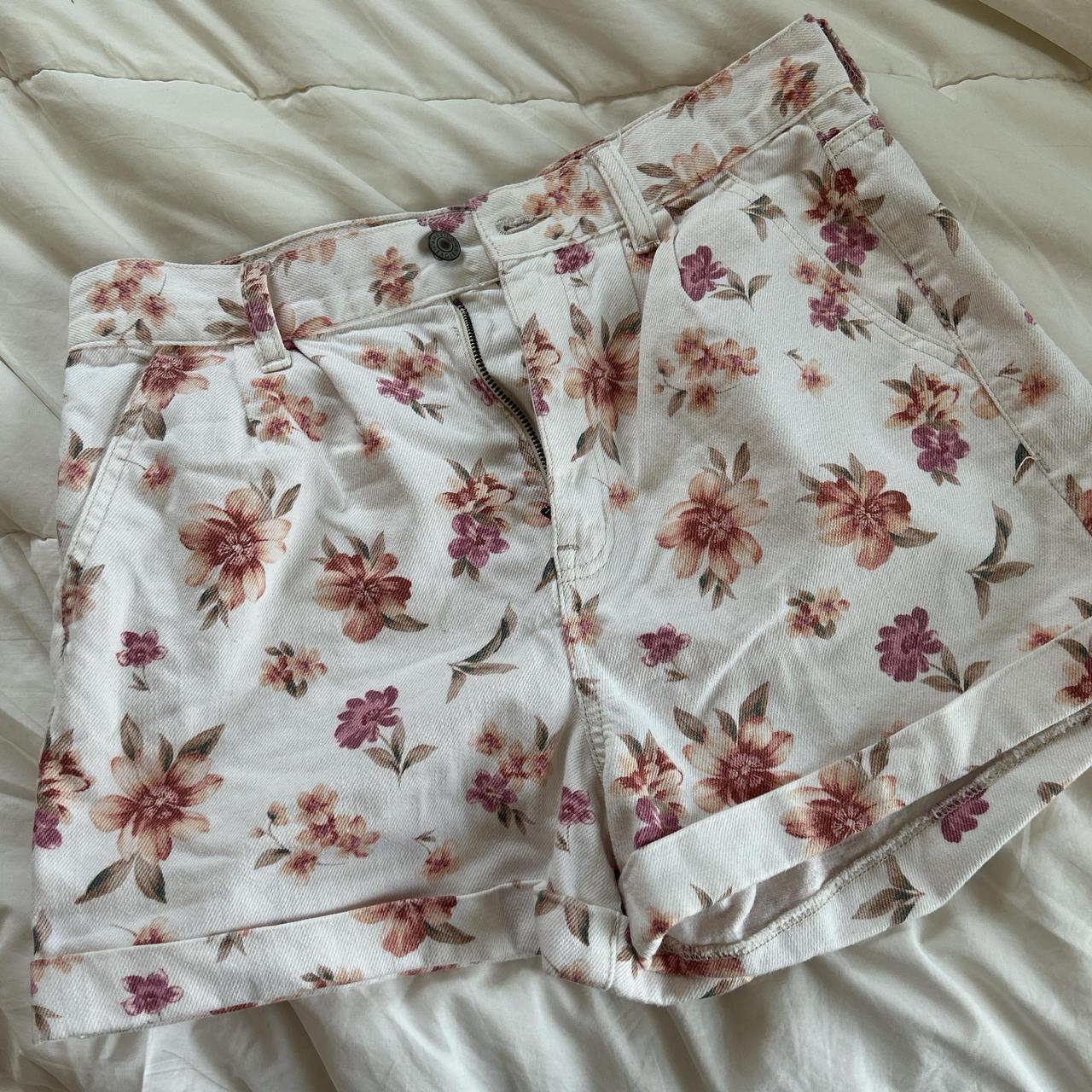 White and pink floral shorts- American Eagle | Depop