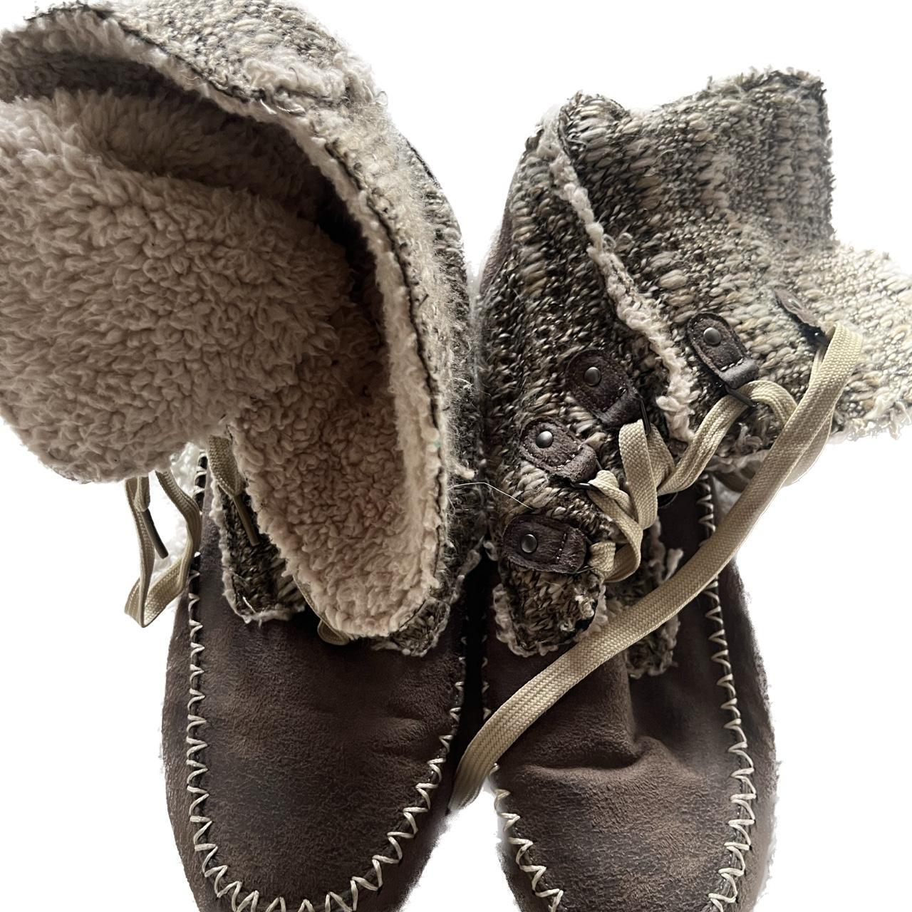 Cute fuzzy boots women’s size 10 - Depop