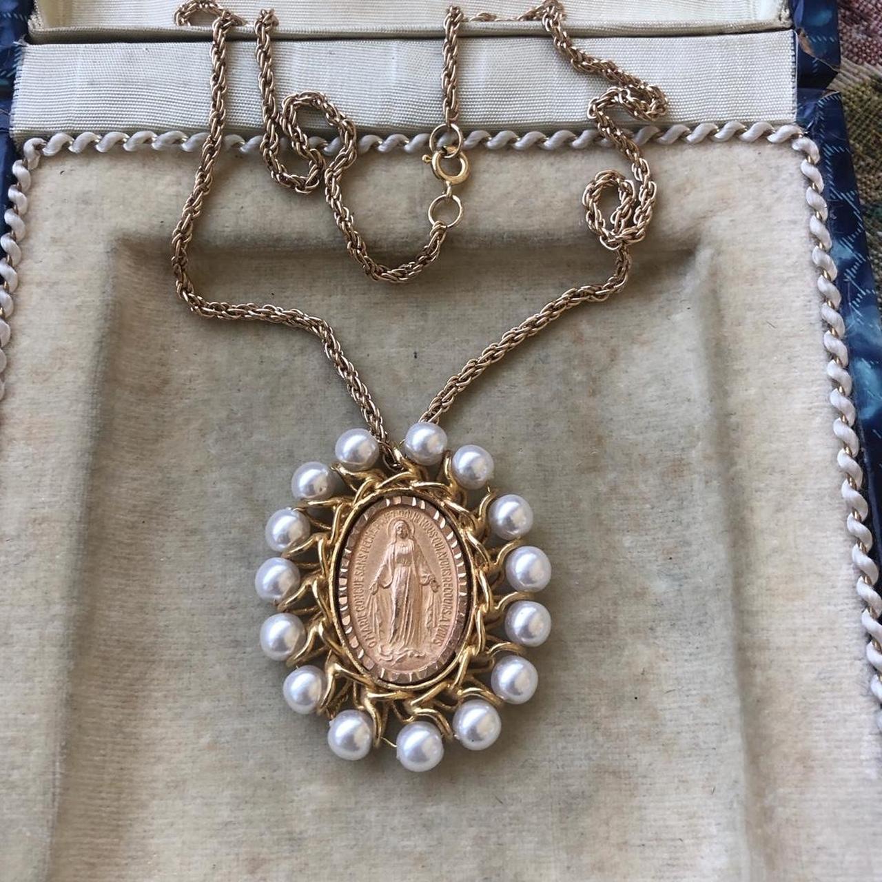 Catenina con madonnina vintage circondata da faux... - Depop