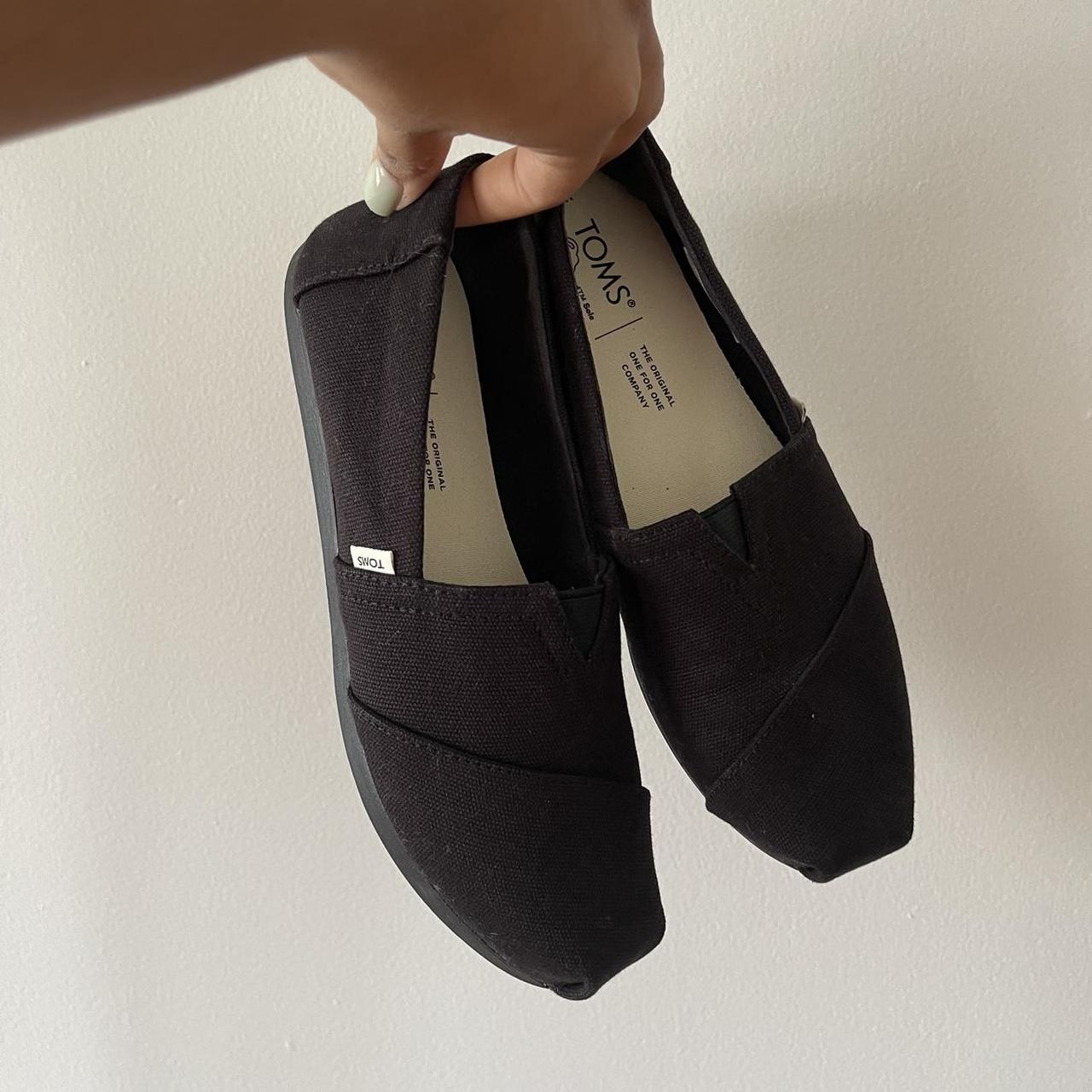 Black TOMS, worn twice size 5.5 - Depop
